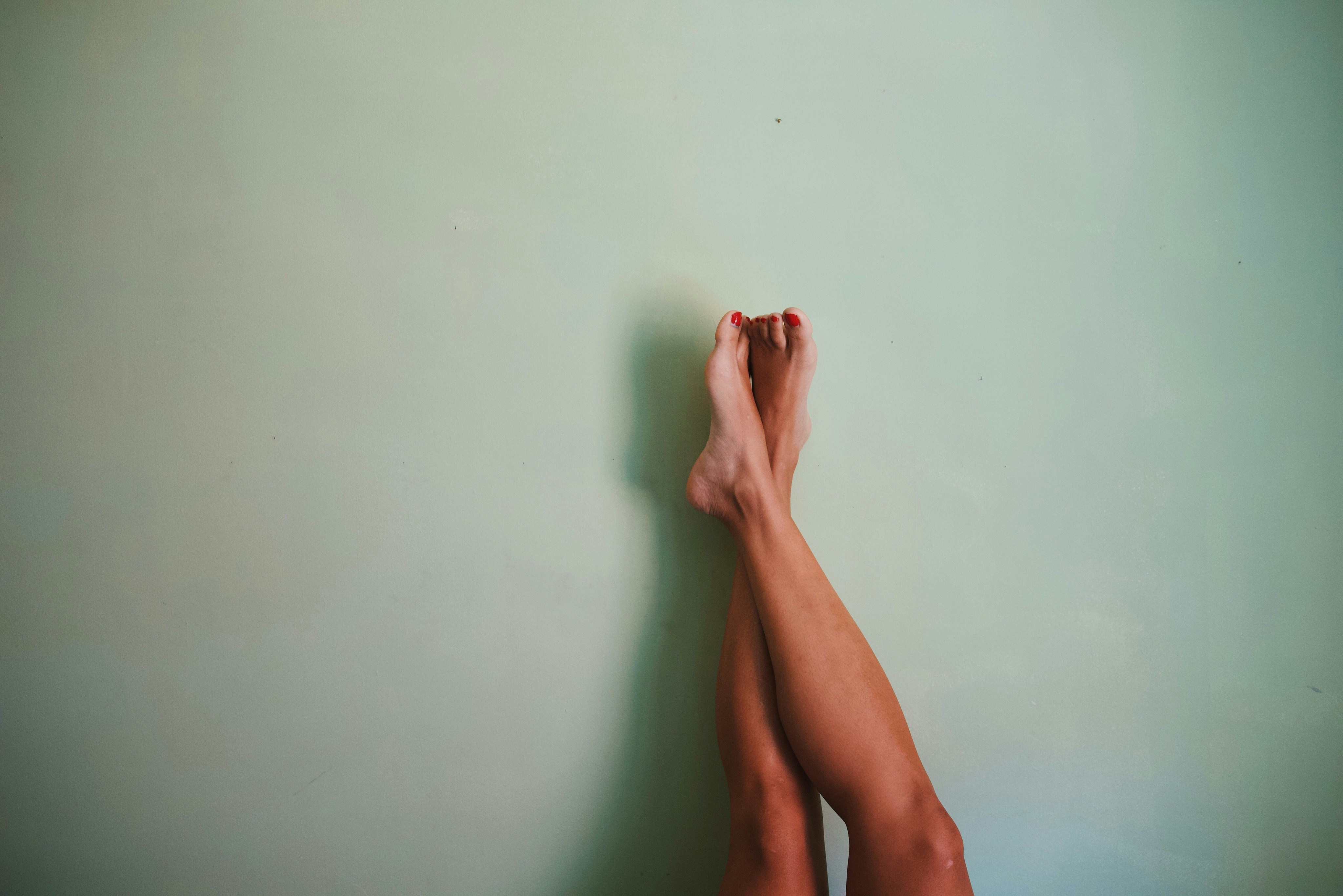 Person leg on wall photo – Free New york Image on Unsplash