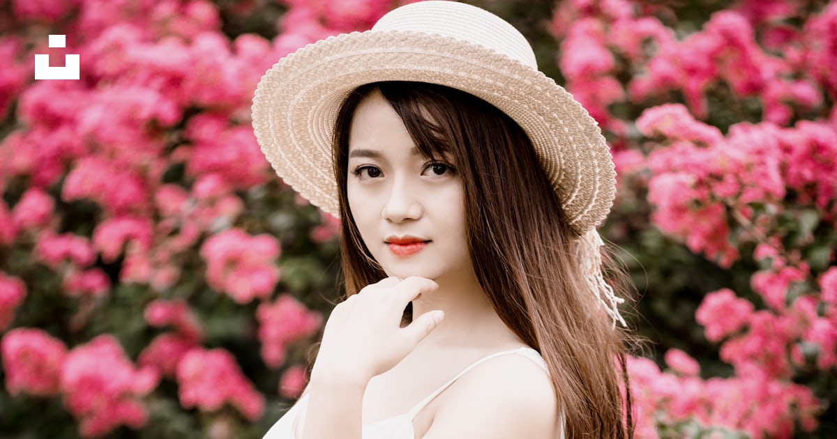 분홍색 꽃 옆에 서있는 드레스를 입은 여자 사진 Unsplash의 무료 아시아 소녀 이미지