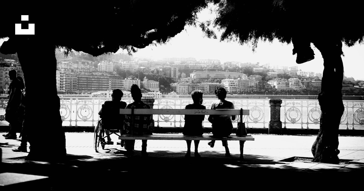 Foto Cuatro Personas Sentadas En Un Banco Imagen San Sebastián Gratis