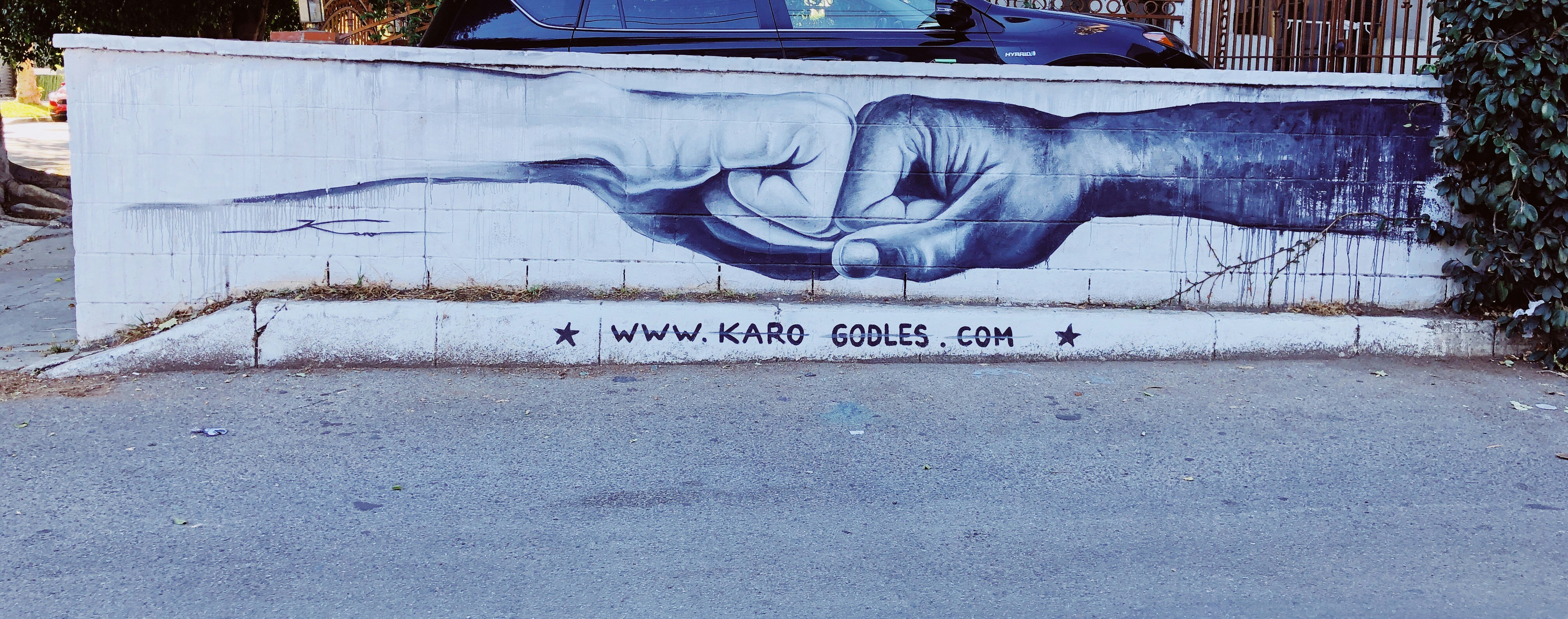 Hands Clasped in Art: A Graffiti Mural Embracing a Subtle Pact