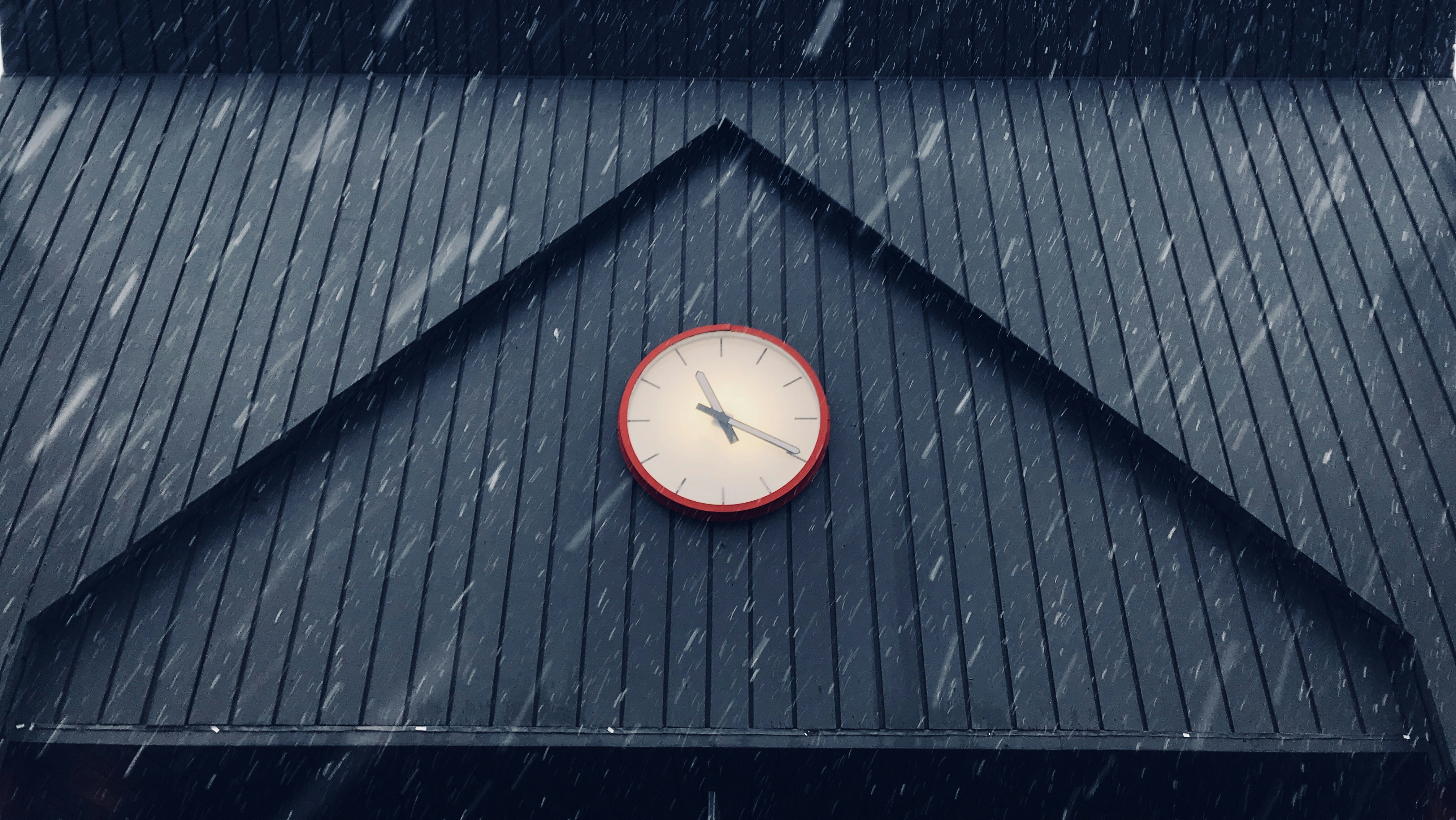 Analog clock at 11:20 photo – Free Thredbo Image on Unsplash