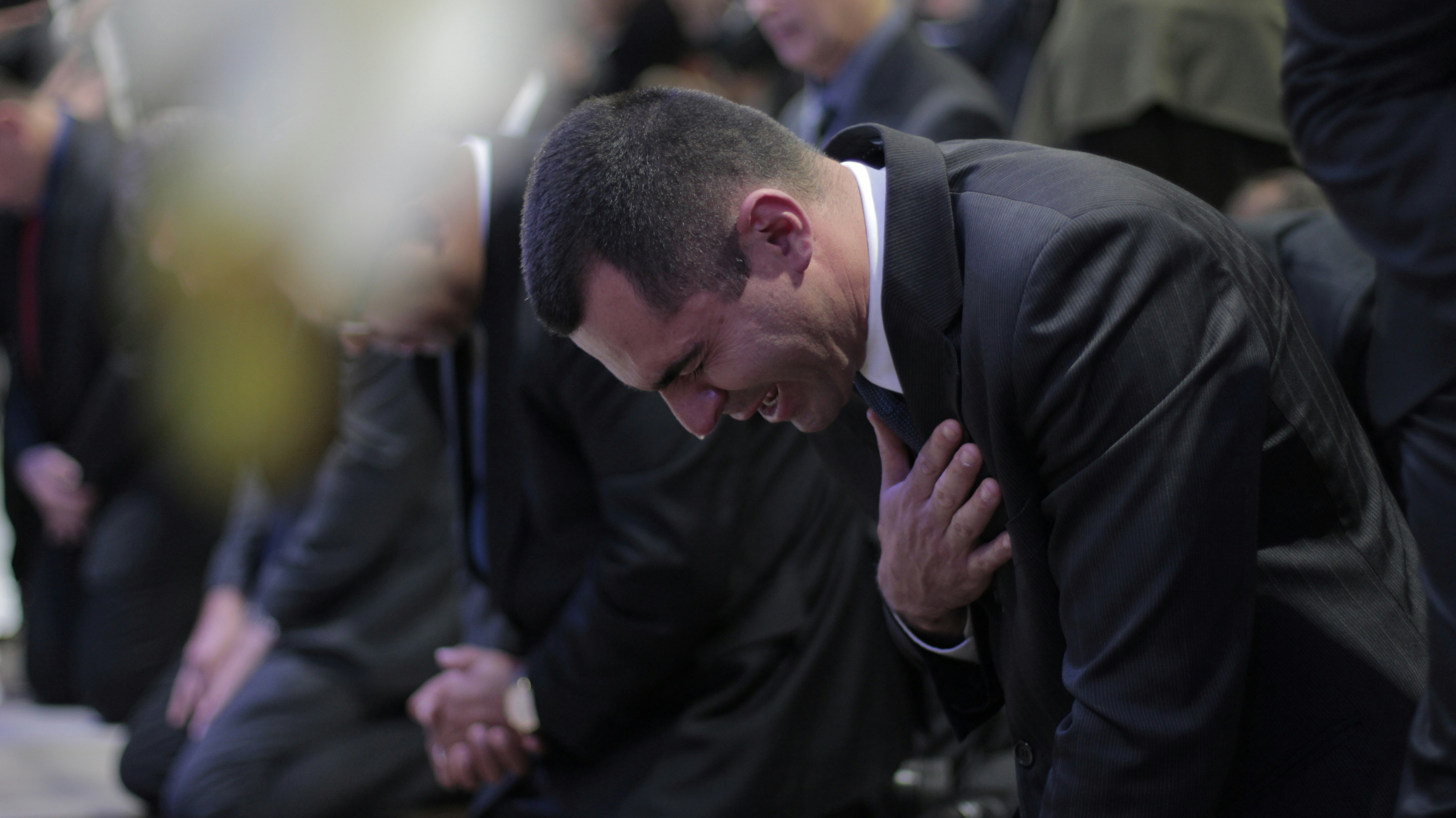 Man bowing while crying photo – Free Florianópolis Image on Unsplash