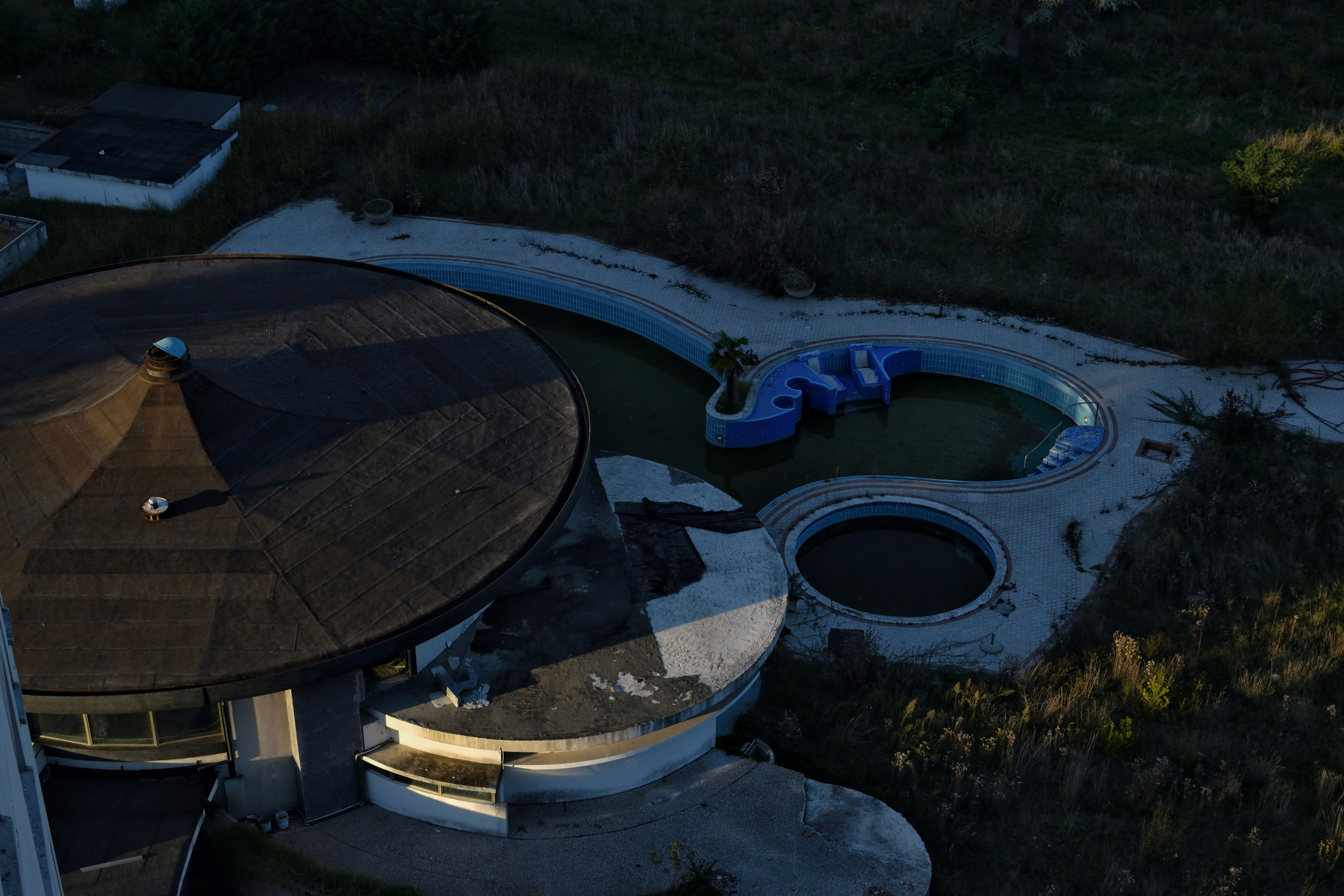 Round brown building beside pool photo – Free Grey Image on Unsplash