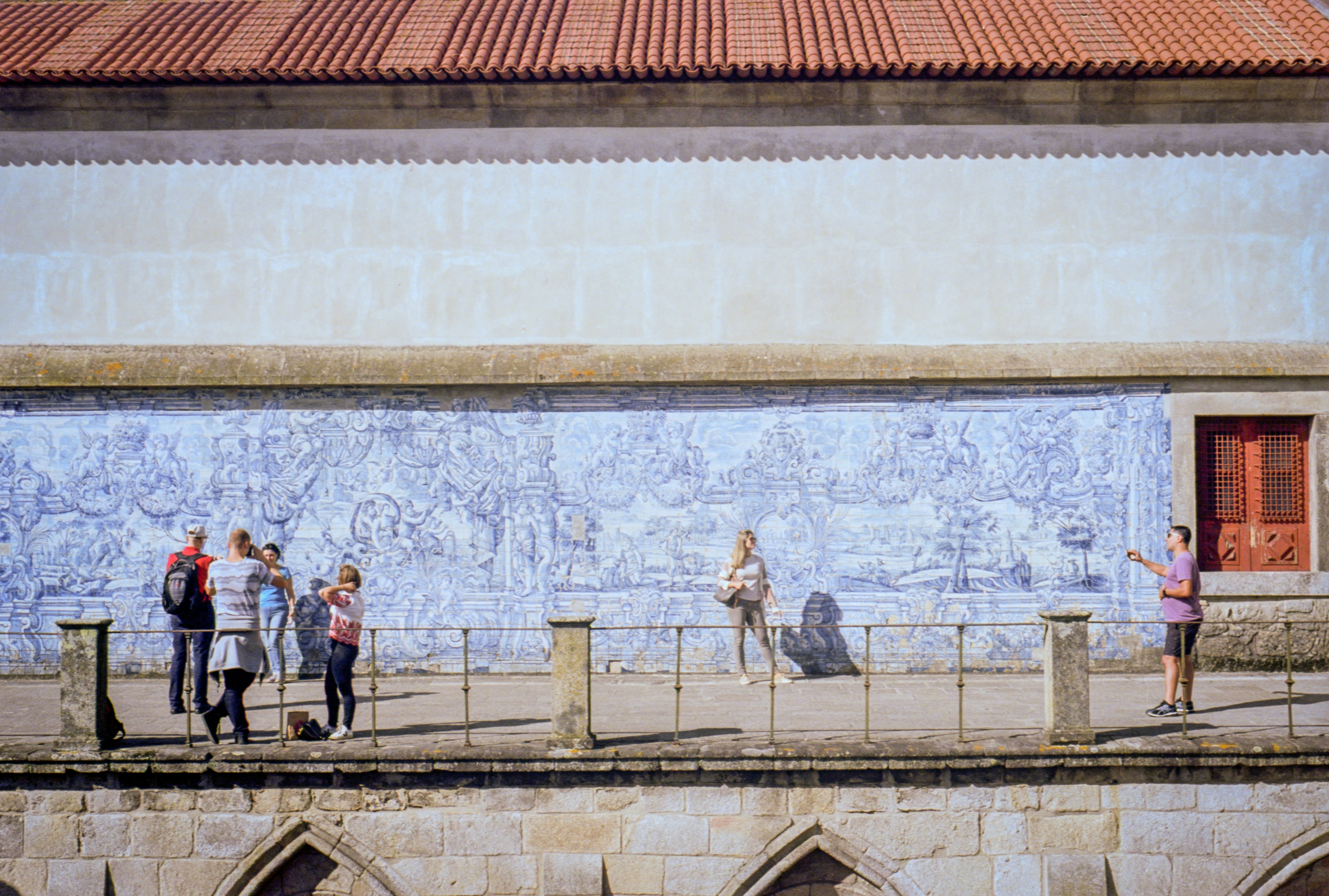 Woman standing near wall photo – Free People Image on Unsplash