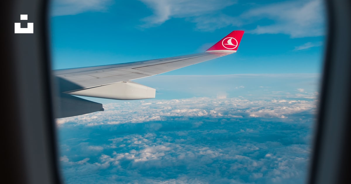Foto zum Thema Blick auf den Flügel des Flugzeugs durch das Fenster ... Foto zum Thema Blick auf den Flügel des Flugzeugs durch das Fenster ...