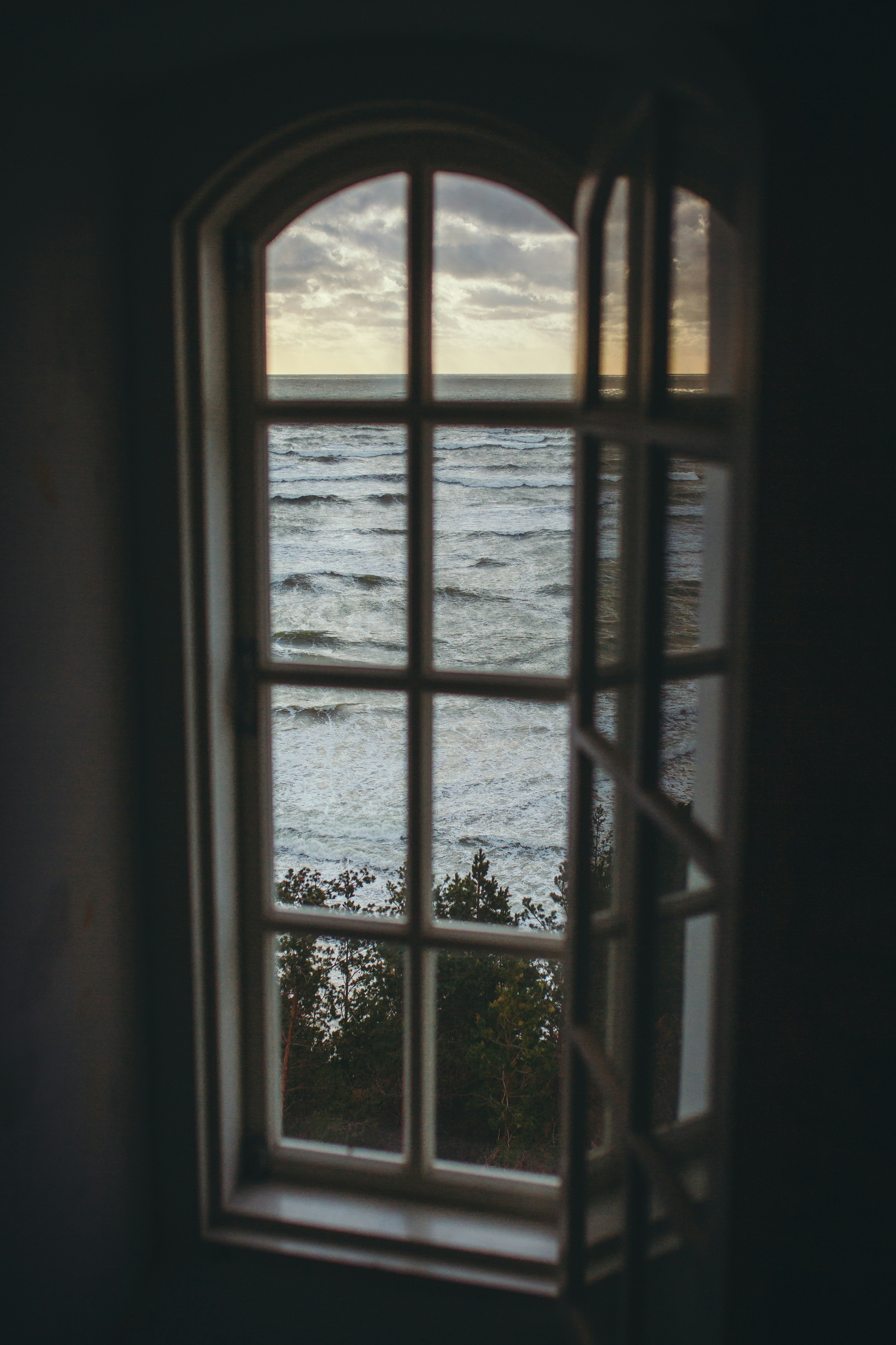 Window Frame Pictures | Download Free Images on Unsplash