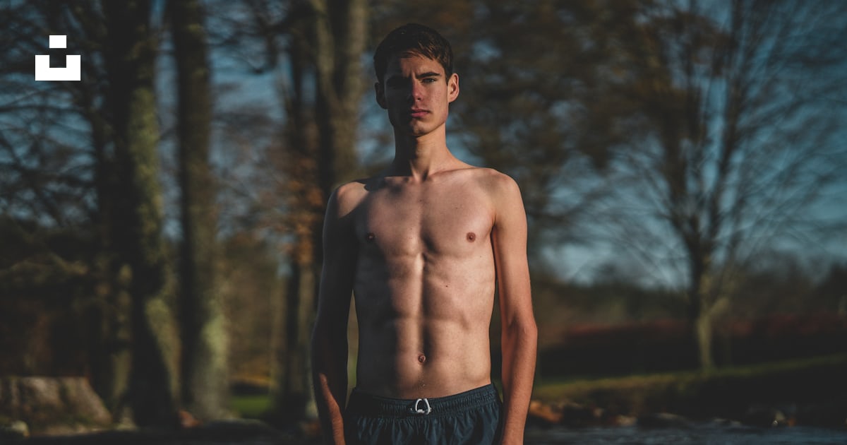 Homme Aux Seins Nus Portant Un Short Noir Debout Sur Un Plan Deau