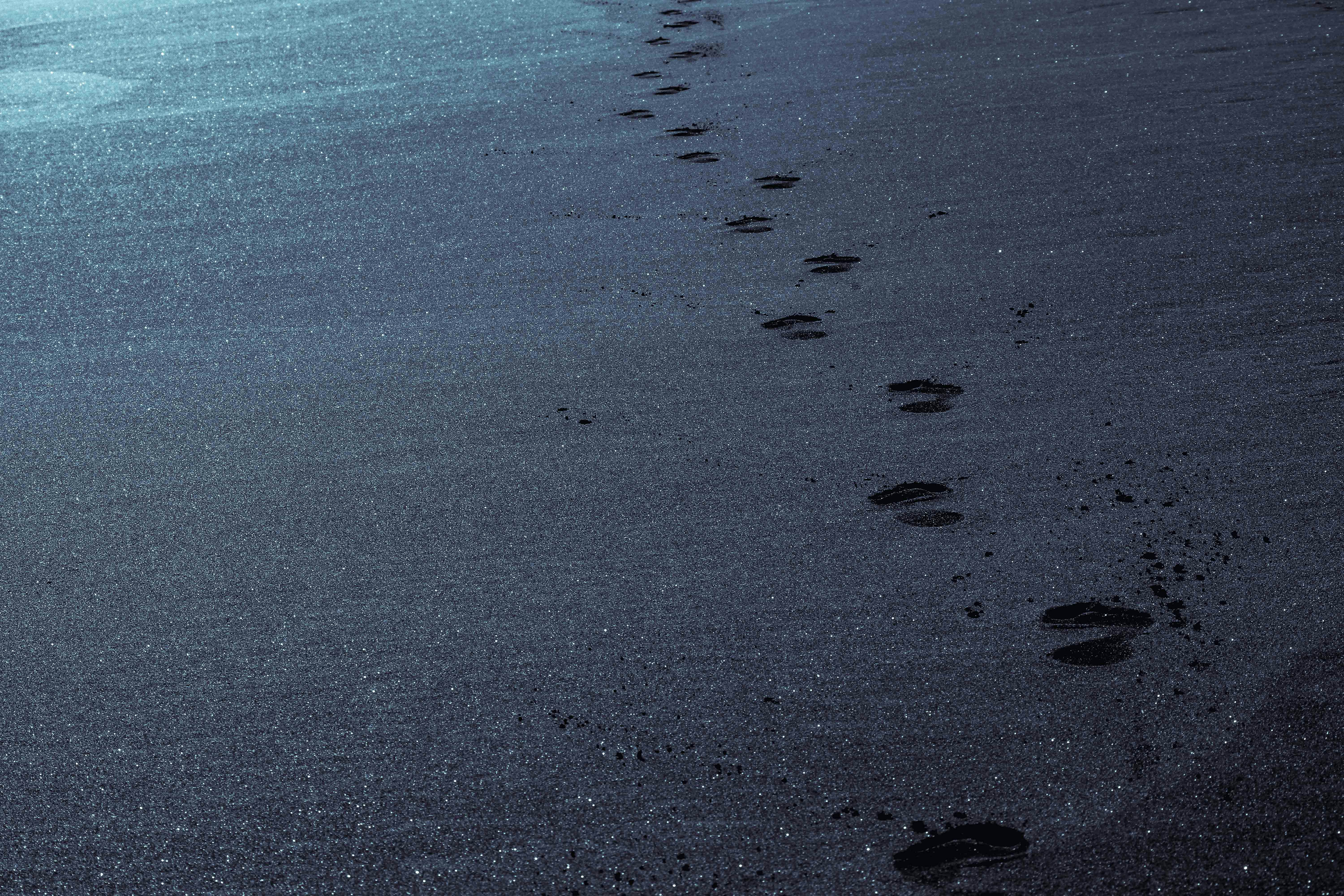 Footsteps left on sand photo – Free Beach Image on Unsplash
