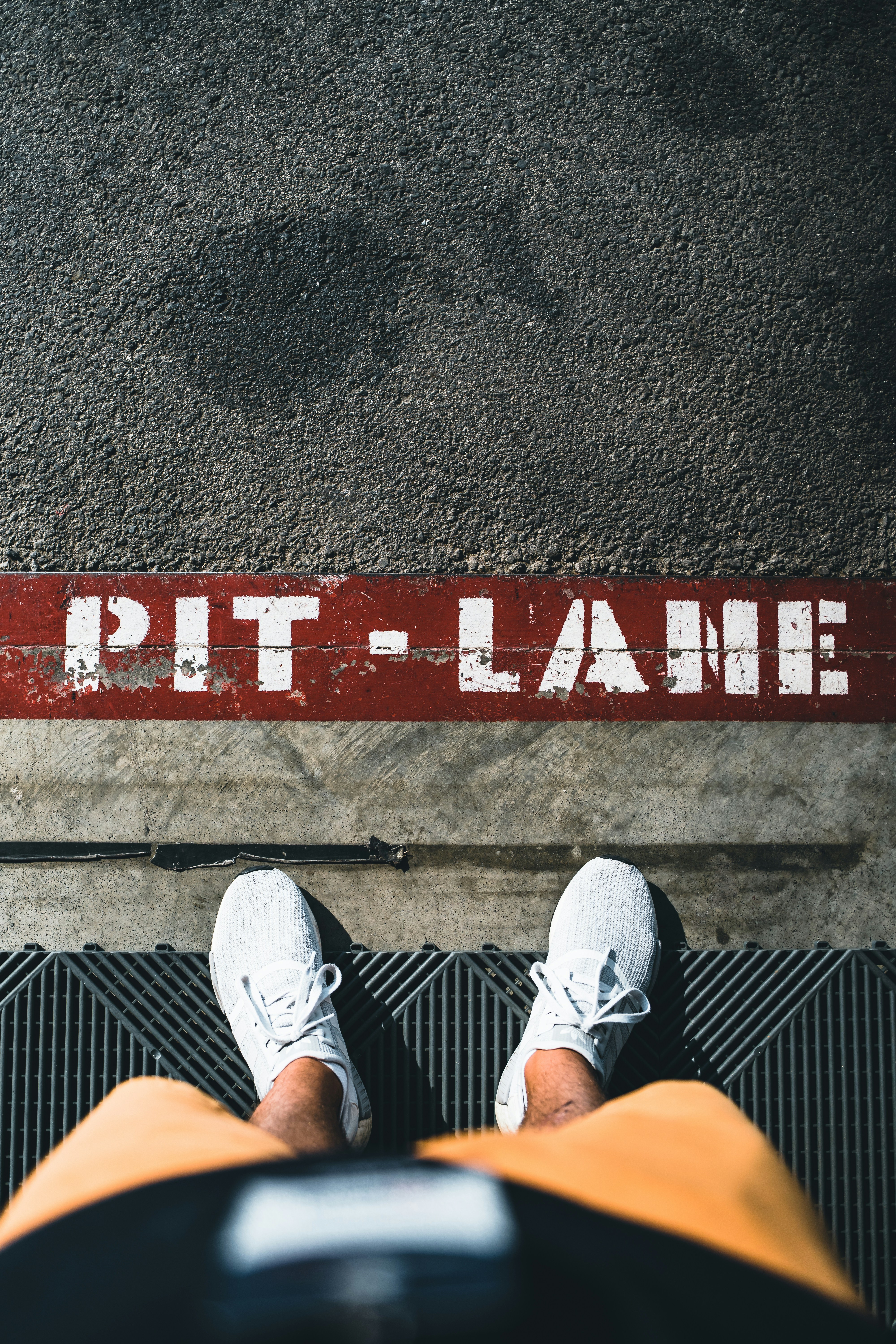 Foto Señalización de Pit Lane – Imagen Calzado gratis en Unsplash