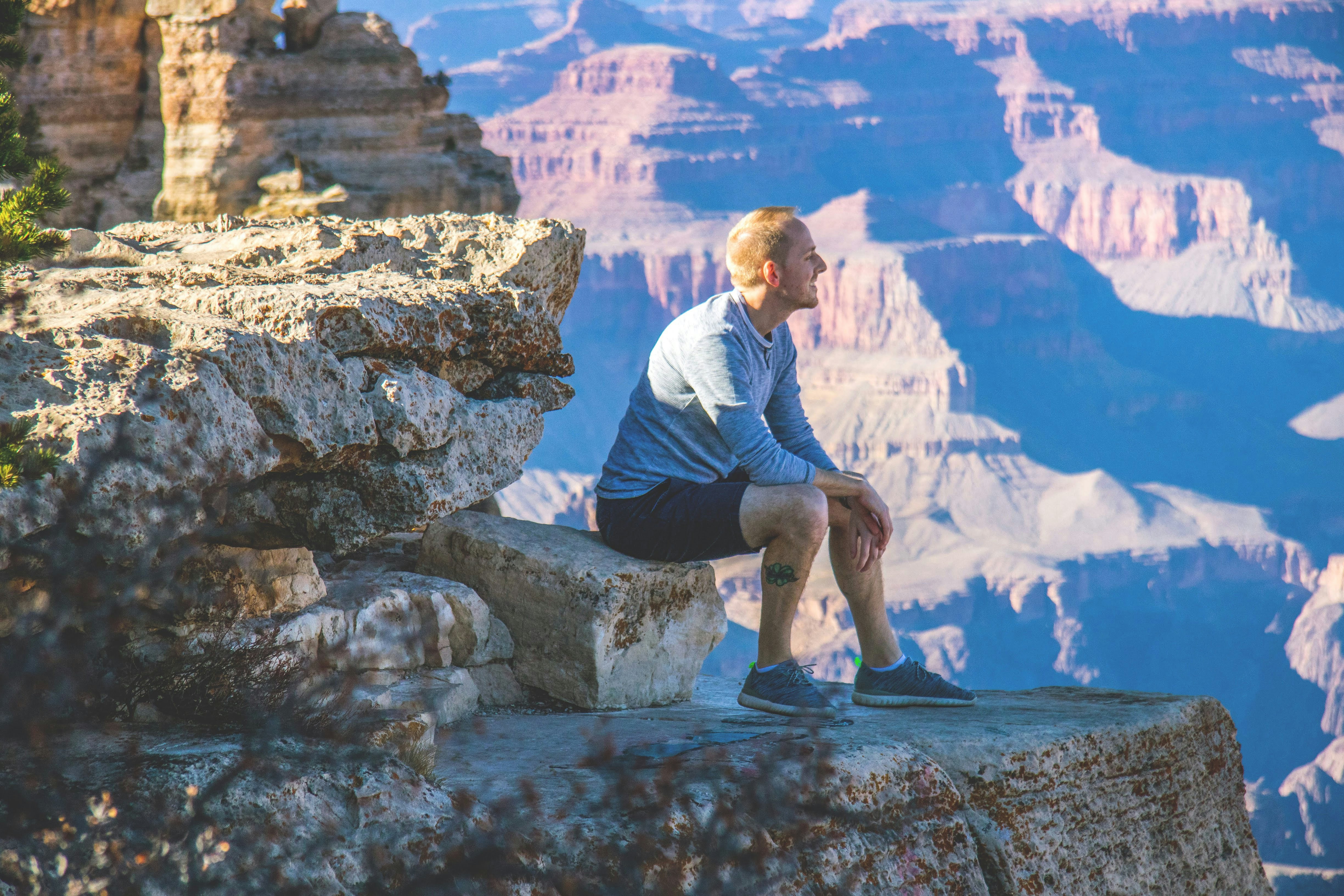 Man sitting on cliff mountain photo – Free Grand canyon national park ...