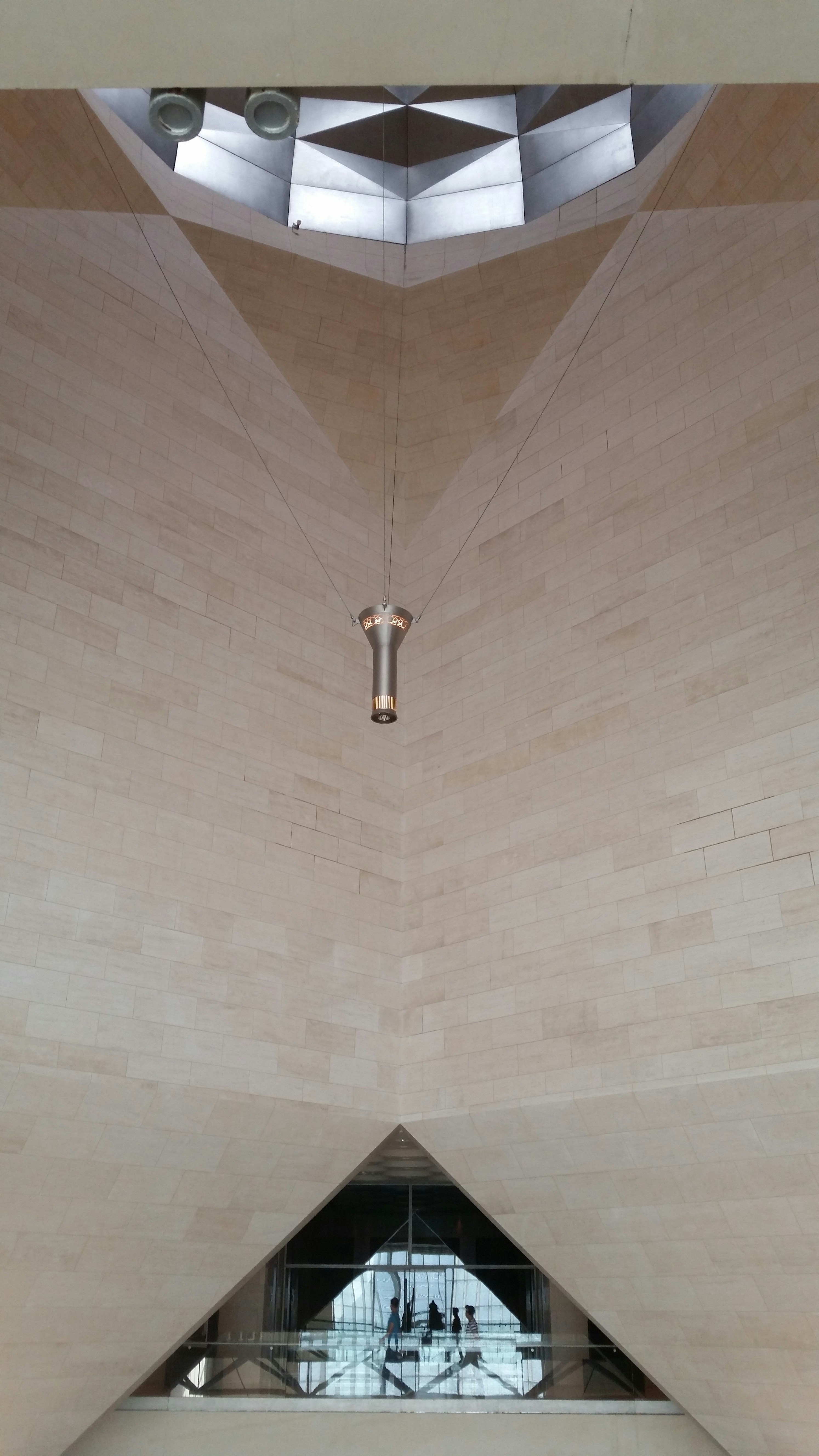 Le plafond d’un bâtiment avec un luminaire suspendu au plafond photo ...