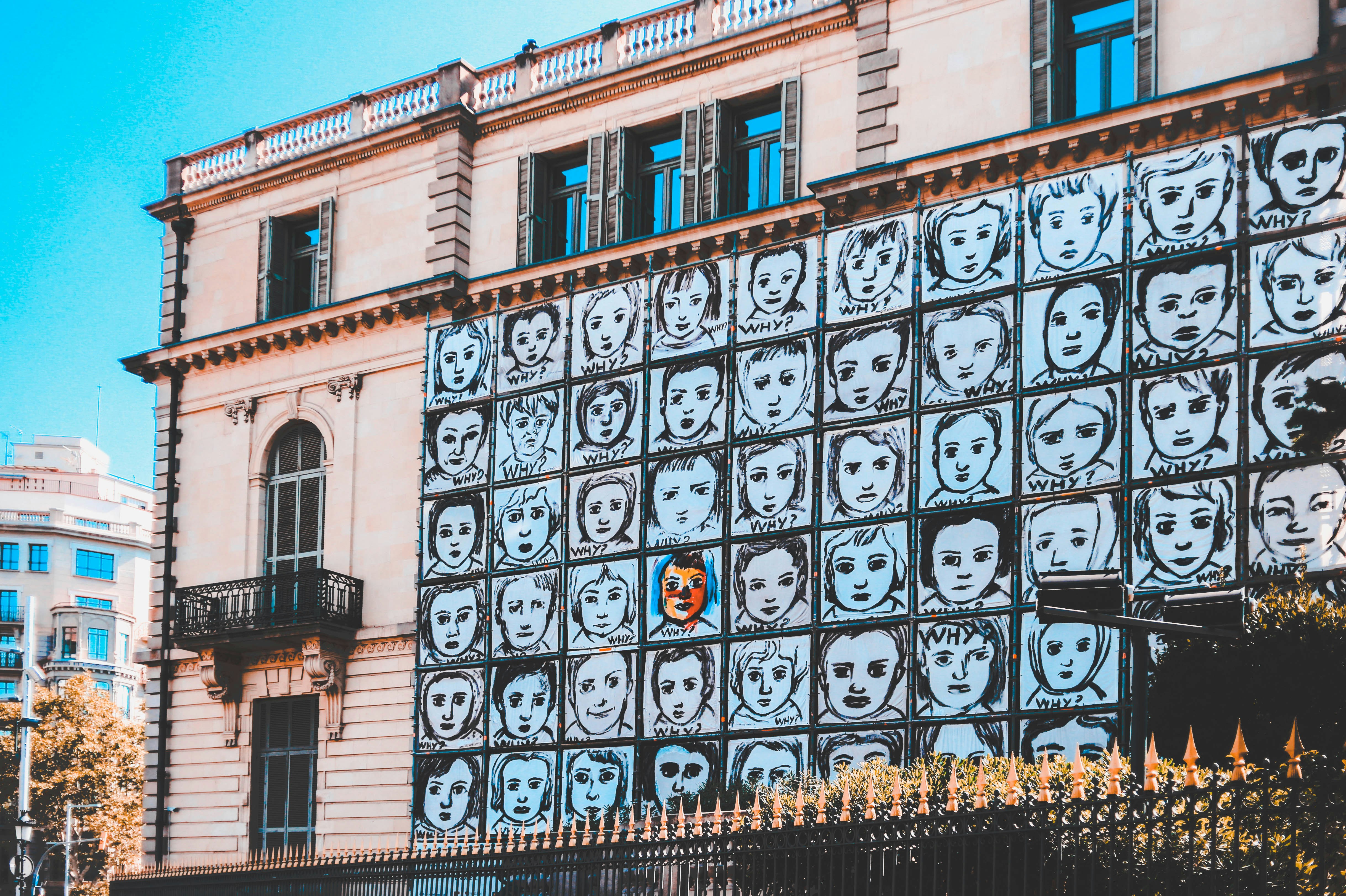 Assorted-faces building wall decor photo – Free Travel Image on Unsplash