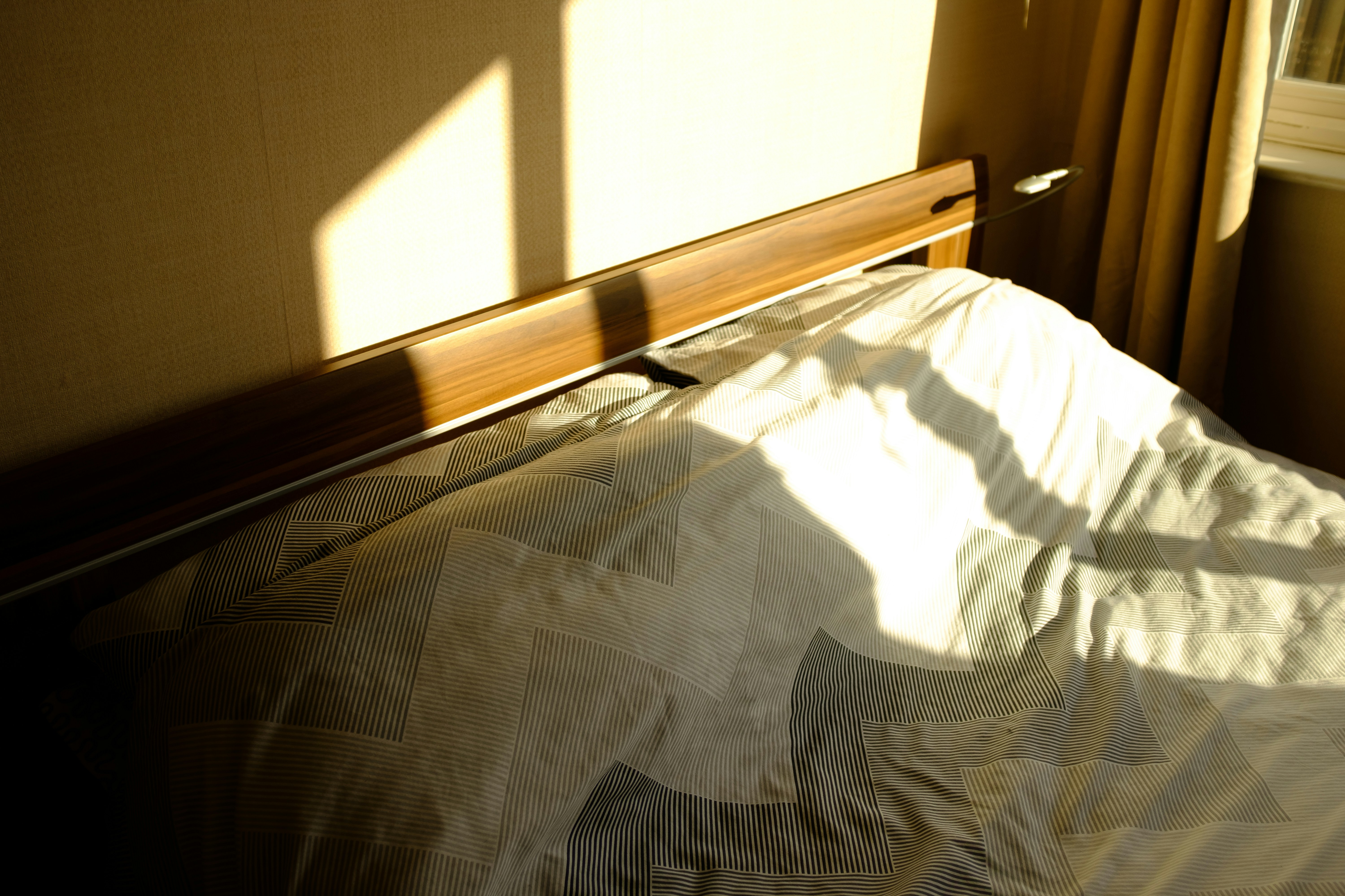 Empty bed photo – Free Bedroom Image on Unsplash