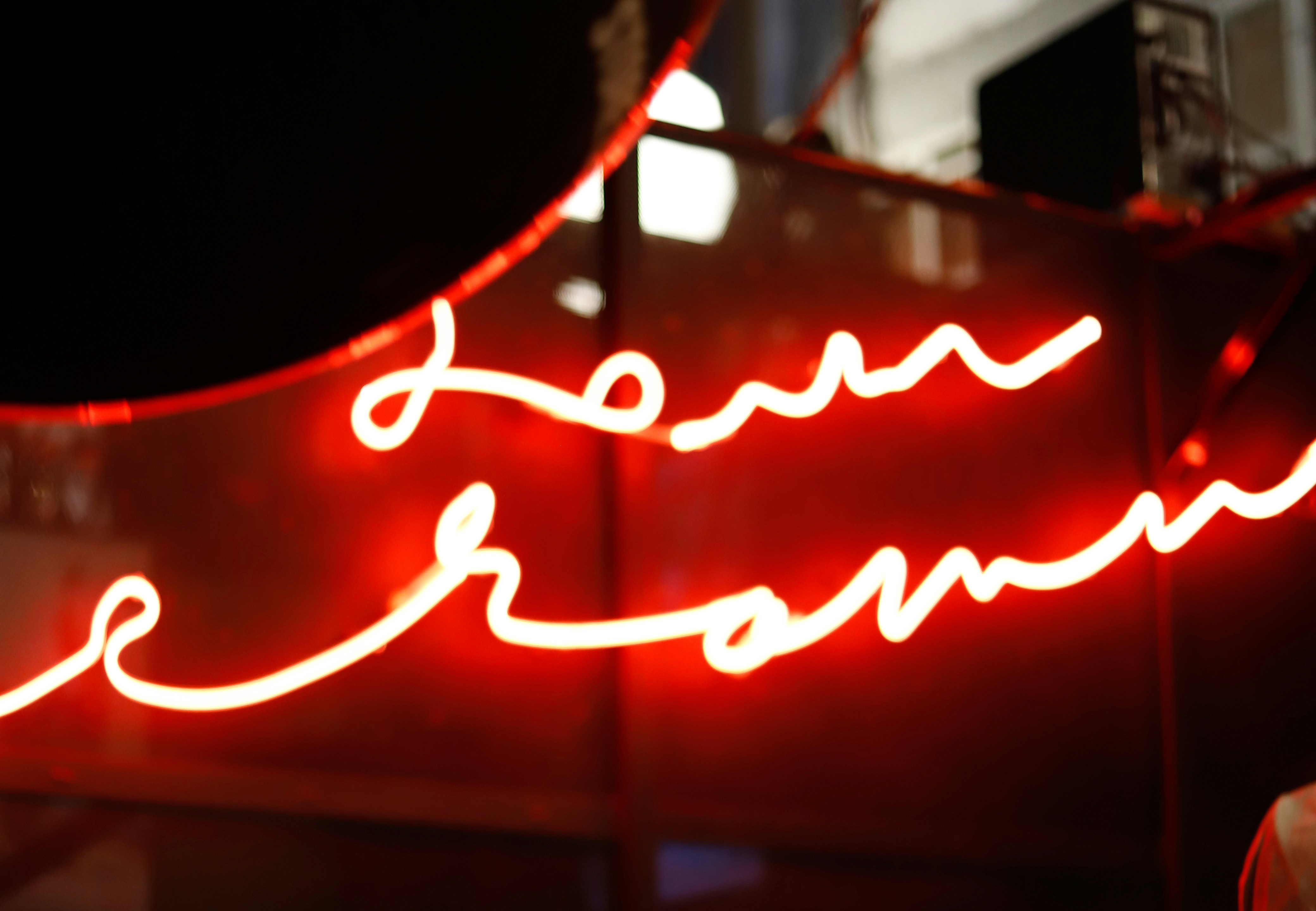 Enseignes au néon rouge allumées photo – Photo Rouge Gratuite sur Unsplash