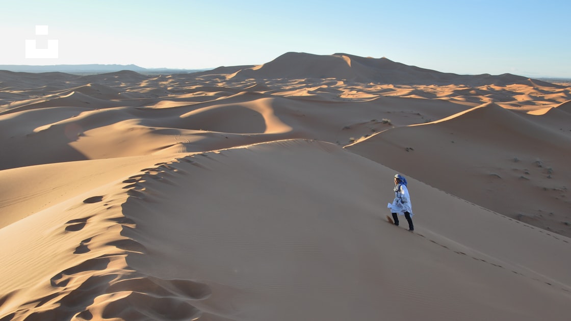 Foto Persona Caminando En El Desierto Imagen Marruecos Gratis En Unsplash