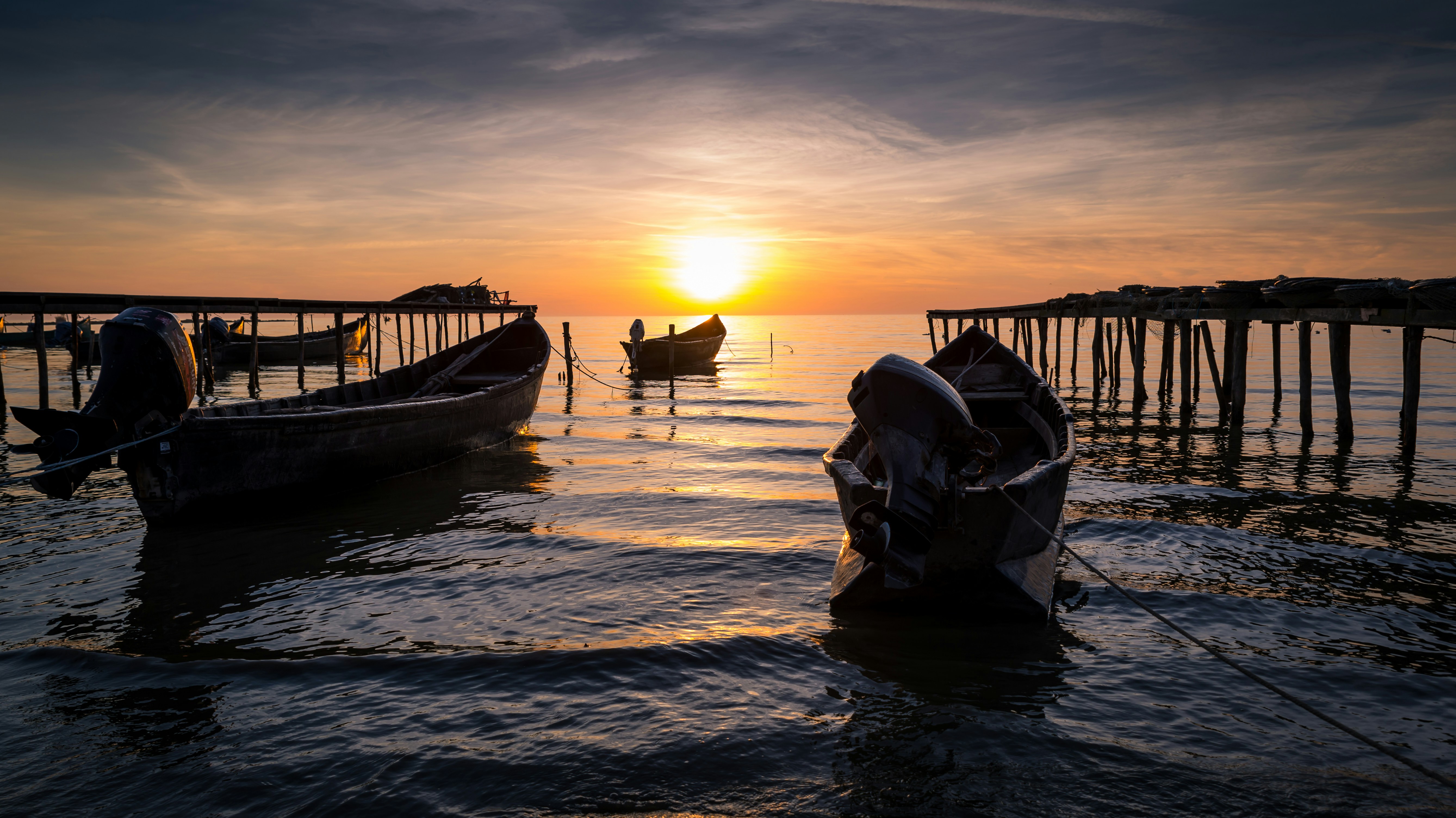 Foto Dos barcos grises en bruto en el mar – Imagen Gris gratis en Unsplash