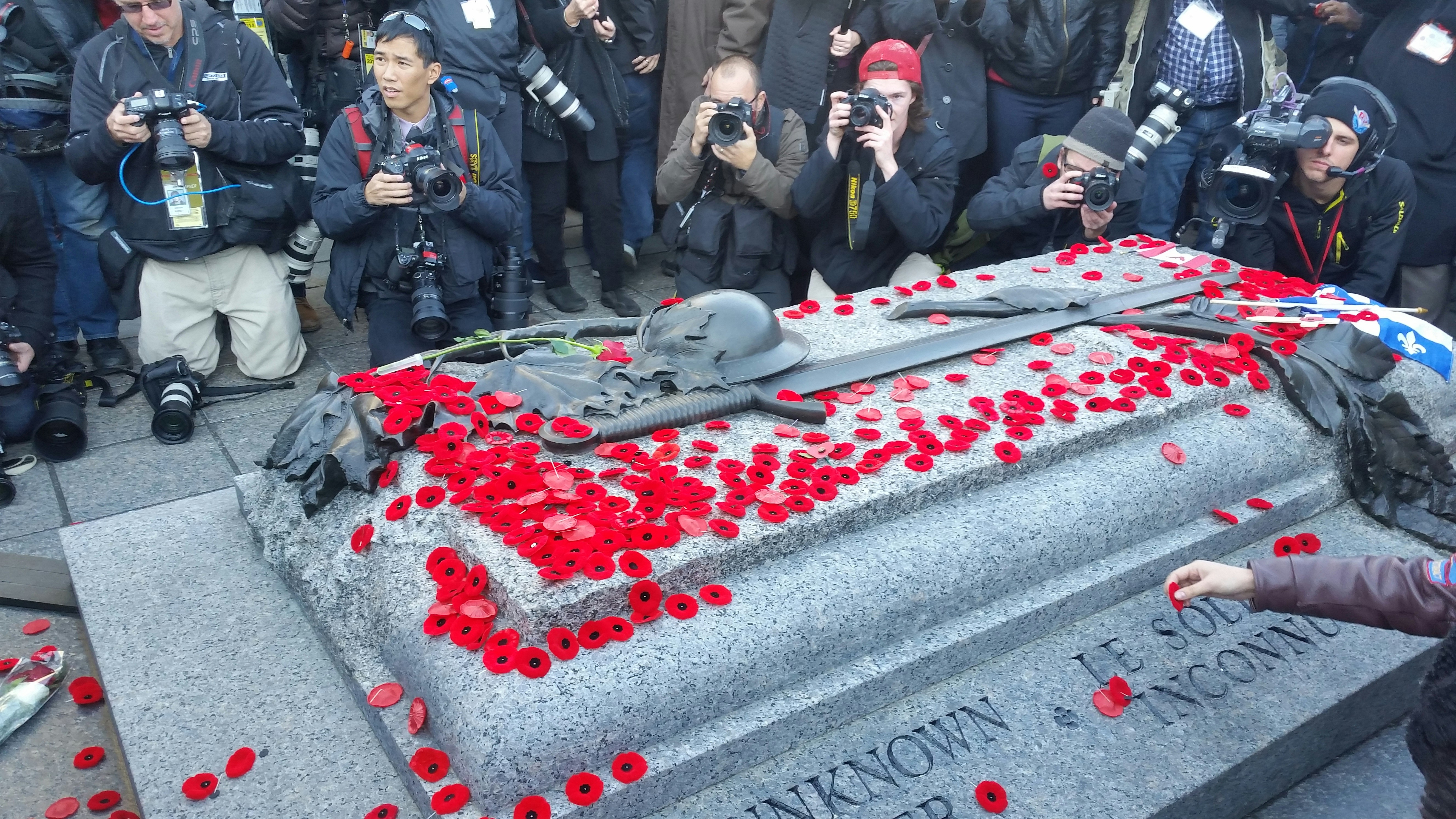 Grey tombstone photo – Free Tomb of the unknow soldier Image on Unsplash