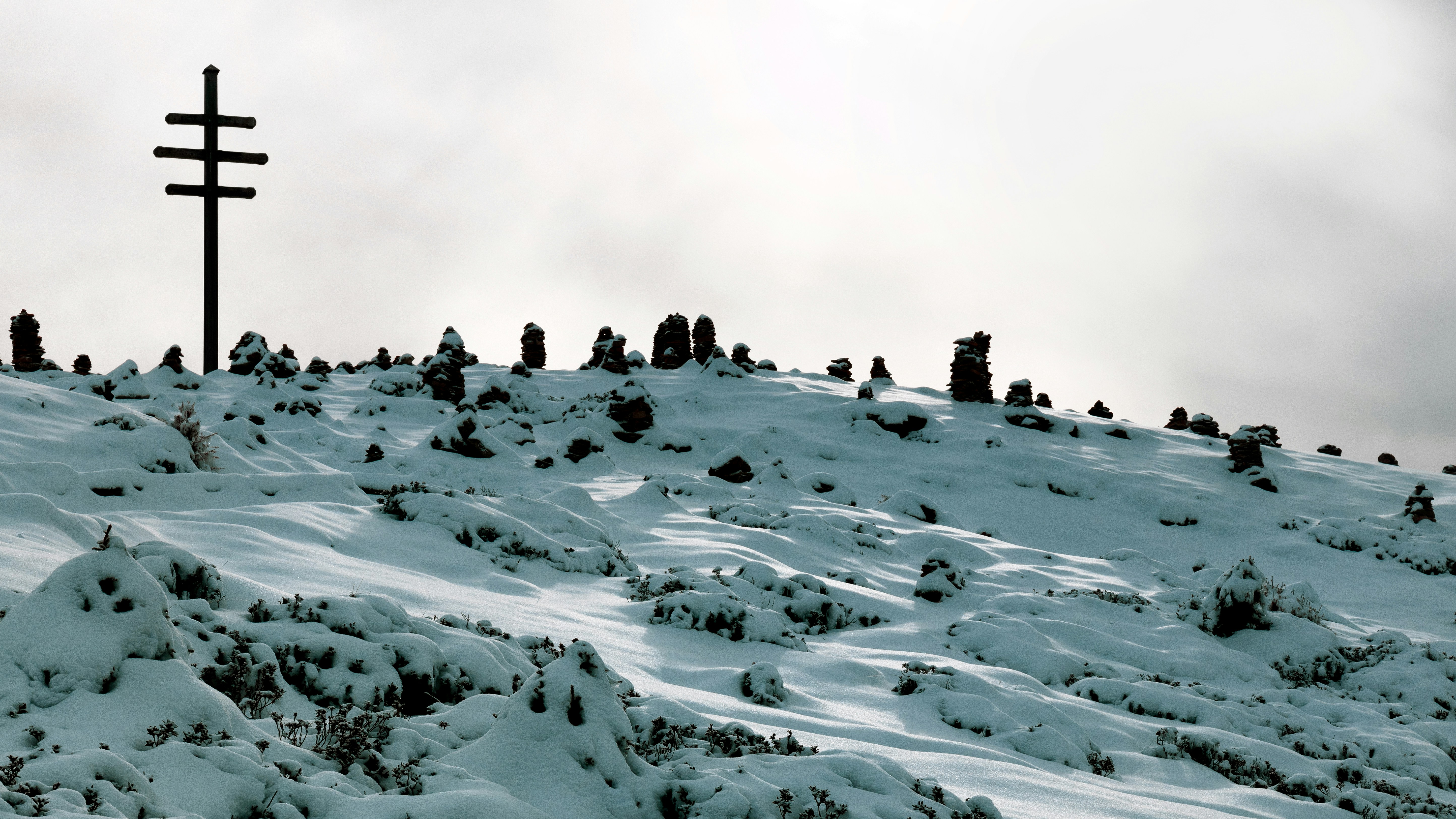 In winter, when thick fog covers the mountain top, the Stoanernen Mandln seem to be surrounded by a mysterious atmosphere that evokes the memory of ancient stories and legends. It is said that the devil met with the witches to trigger violent storms.