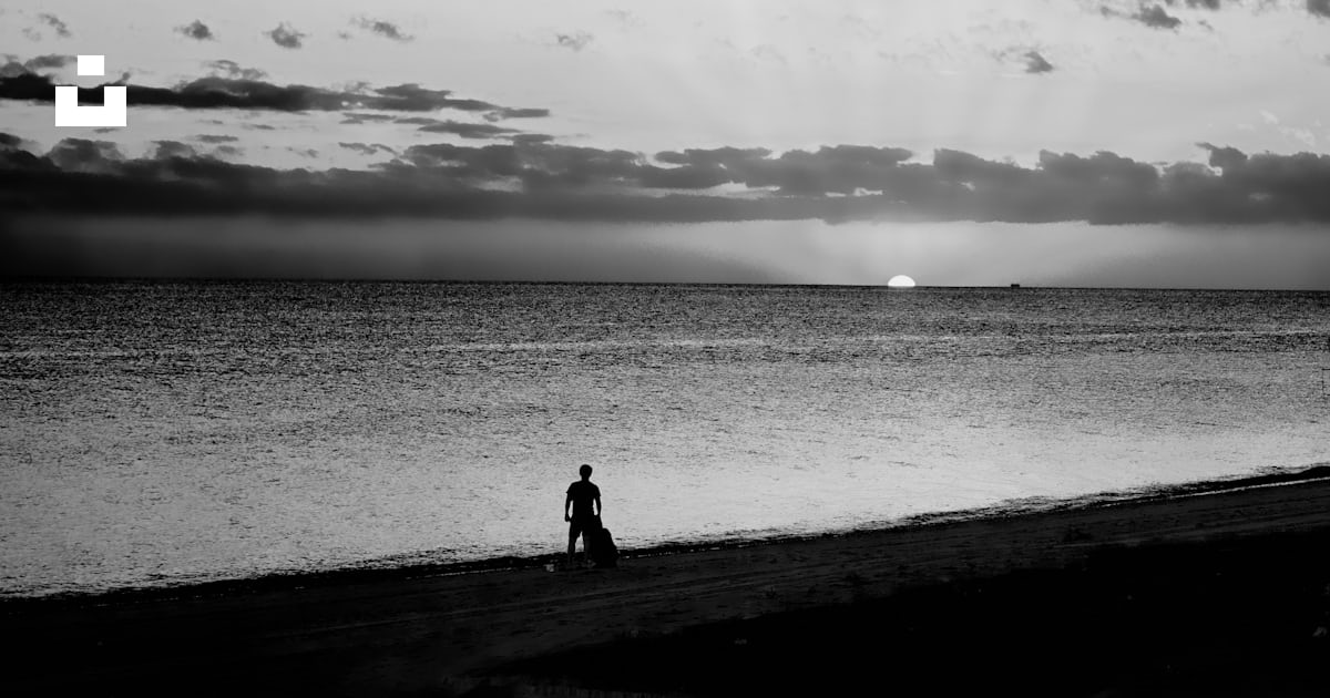 Foto Silueta De La Persona En La Orilla Del Mar Imagen Gris Gratis En