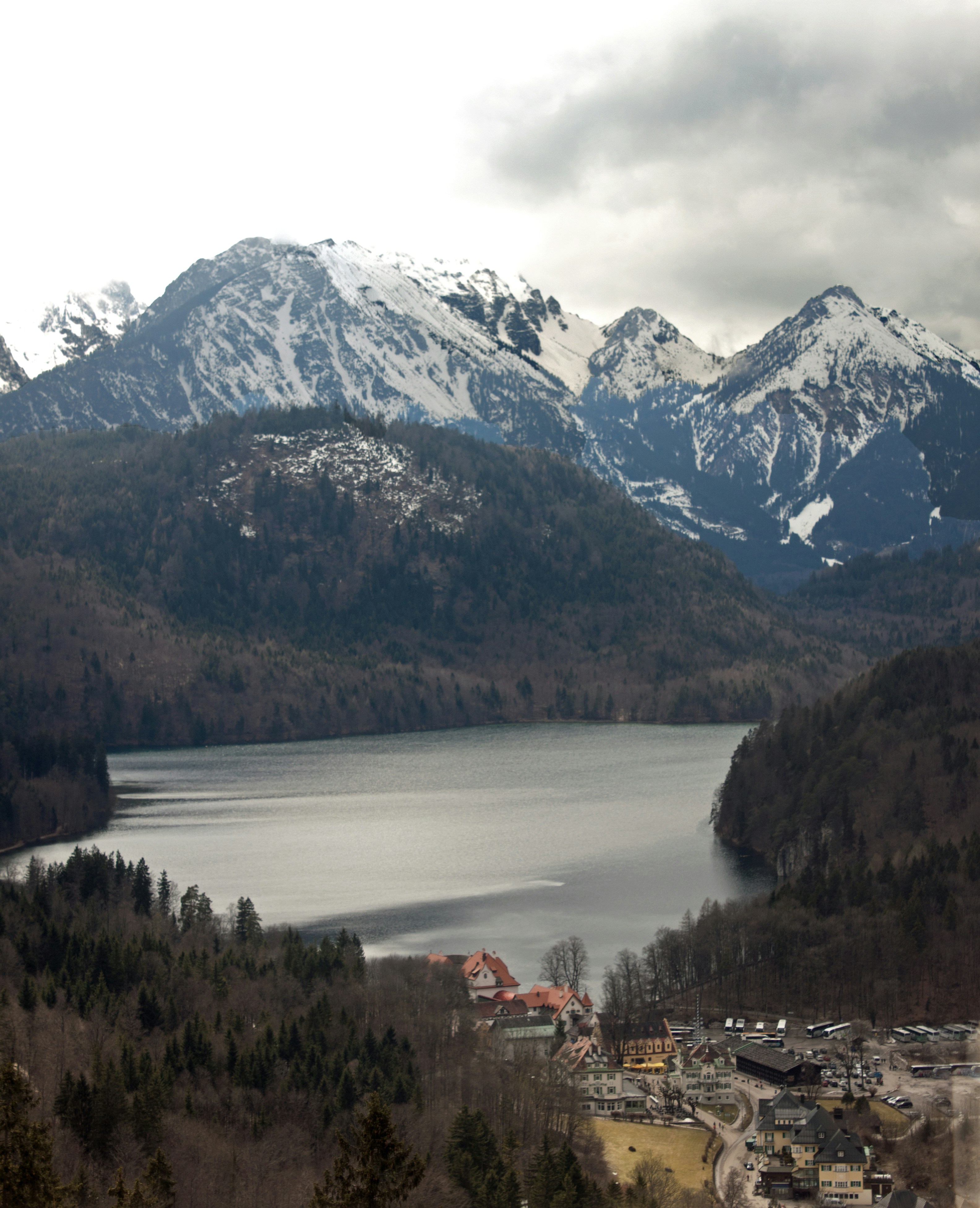 Mountains near body of water photo – Free Forest Image on Unsplash