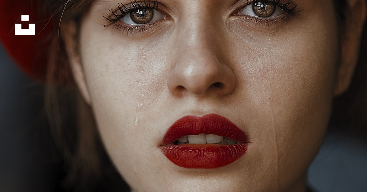 Donna che indossa camicia grigia e cappello rosso foto – Immagine ... Donna che indossa camicia grigia e cappello rosso foto – Immagine ...