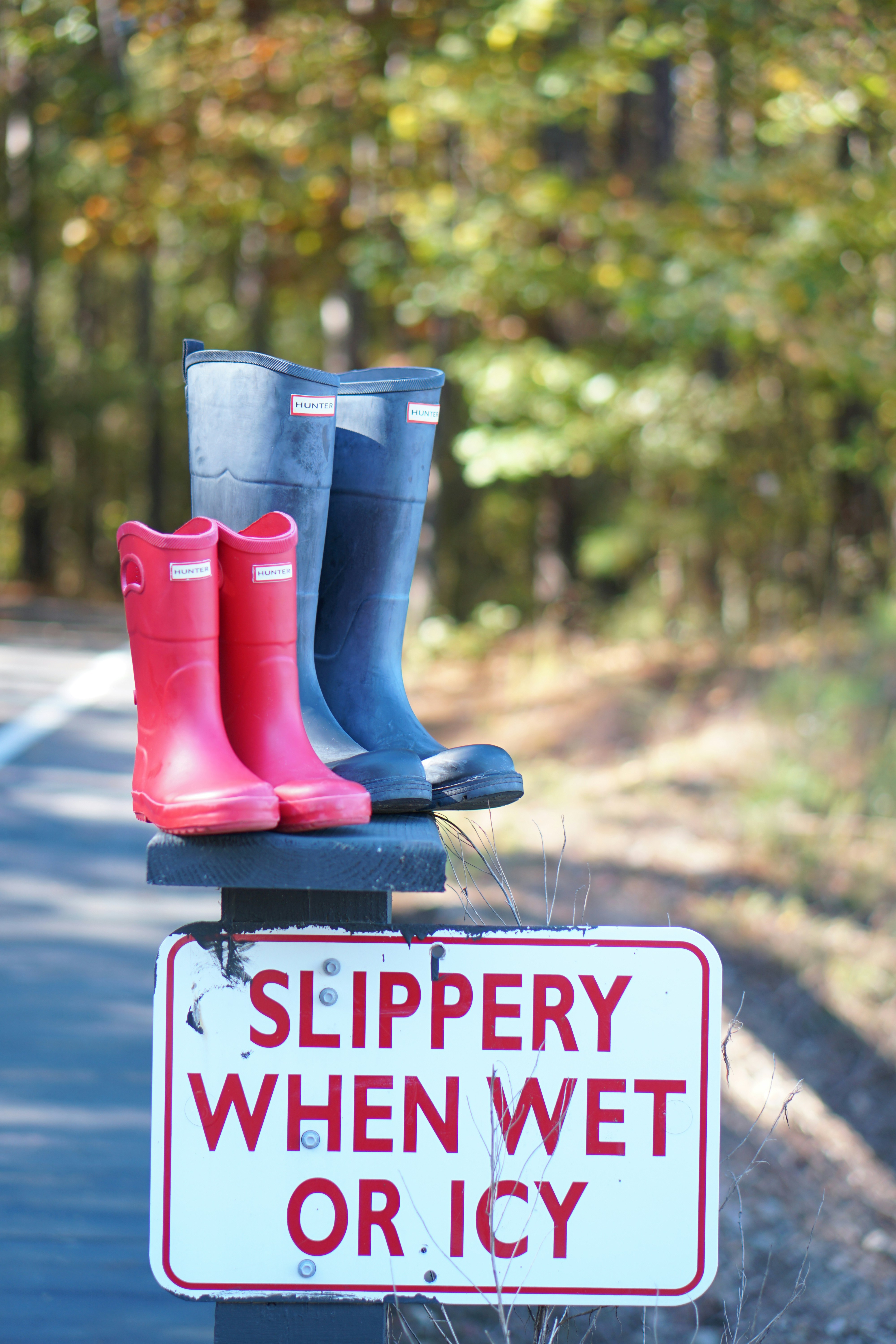 Foto Dos botas de lluvia rojas y negras – Imagen Helado gratis en Unsplash