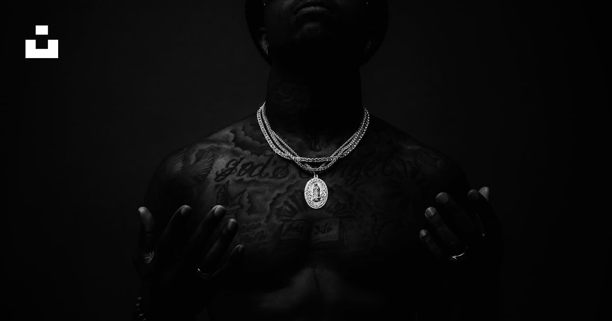 Homme Aux Seins Nus Avec Des Tatouages Portant Des Lunettes Et Un