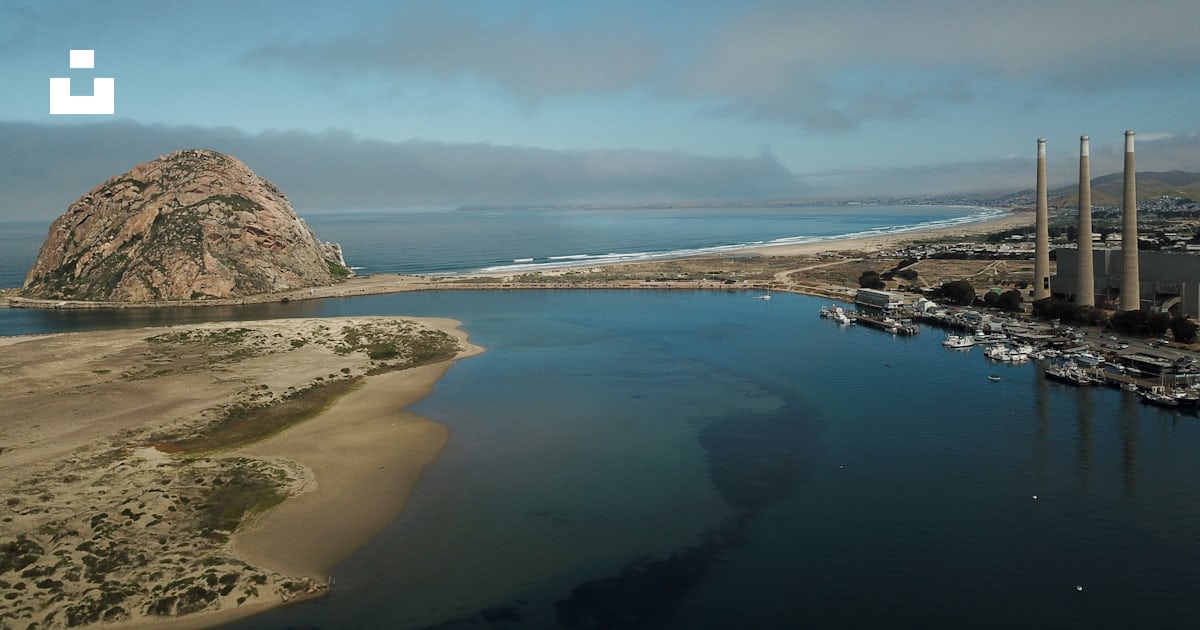 흰 구름과 낮 아래 언덕과 농장이 내려다 보이는 섬의 항공 사진 사진 Unsplash의 무료 모로 베이morro Bay 이미지