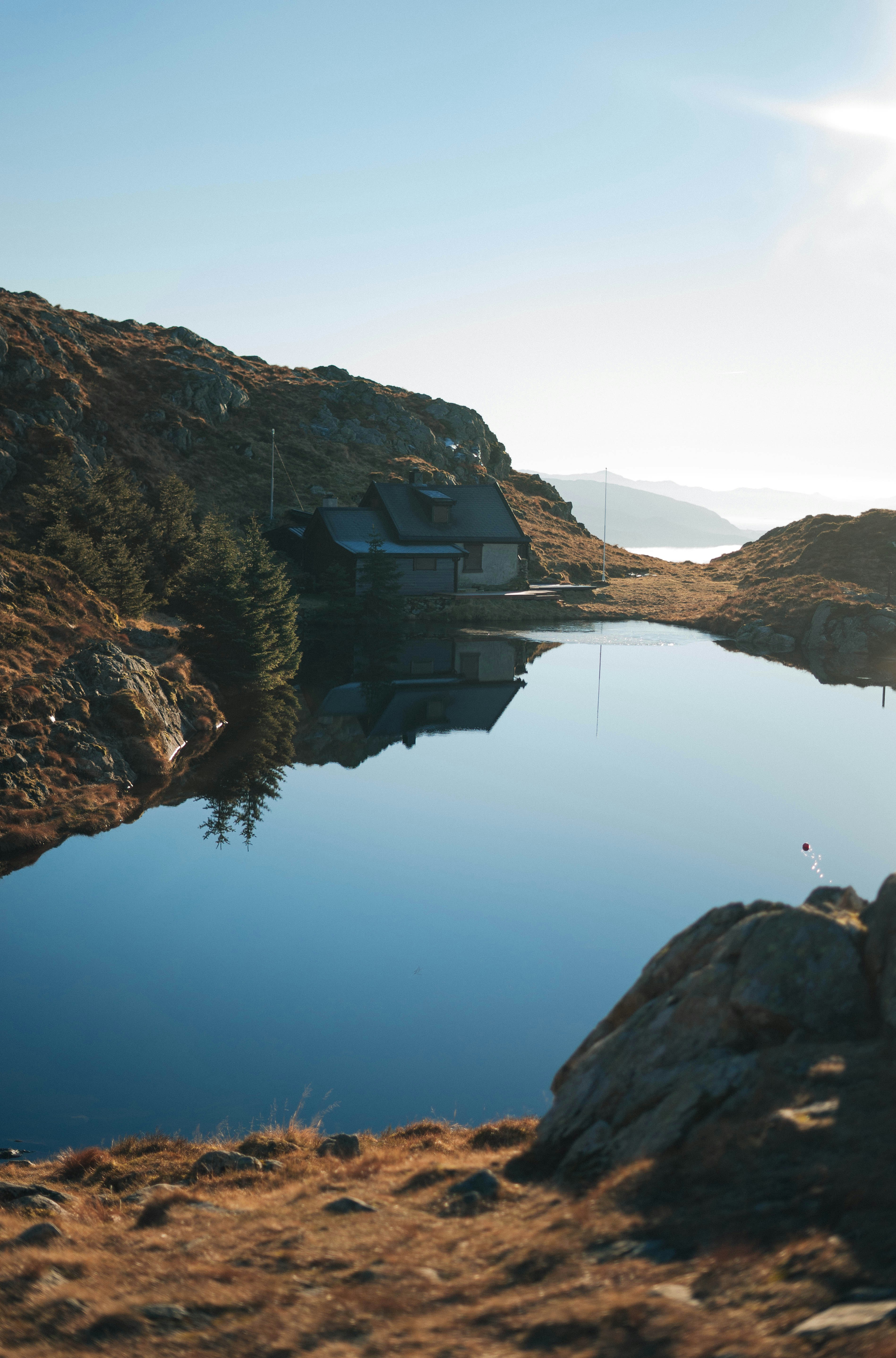 Lakeside Refuge: A Quiet House Bordered by Echoing Peaks