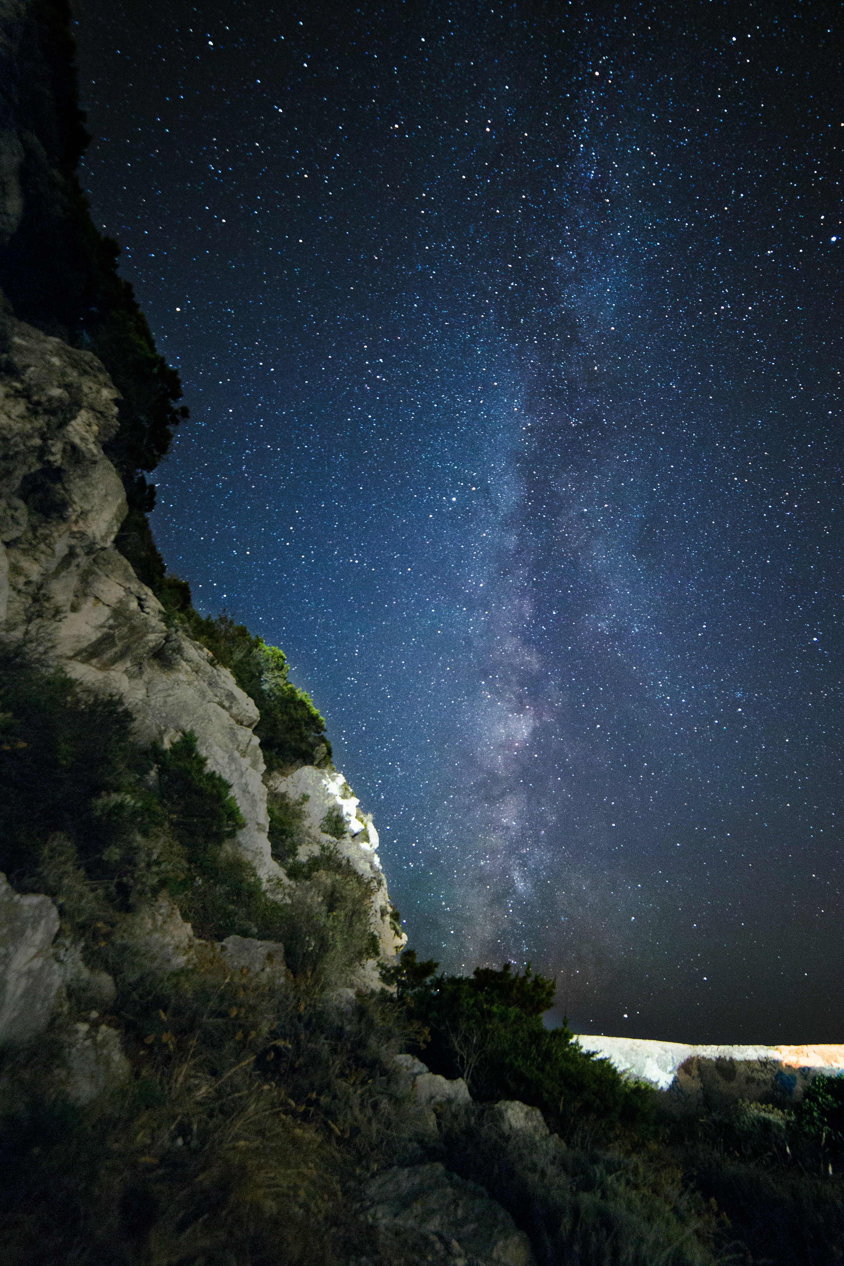 Milky Way Over Rugged Cliffs: A Night Sky Portrait