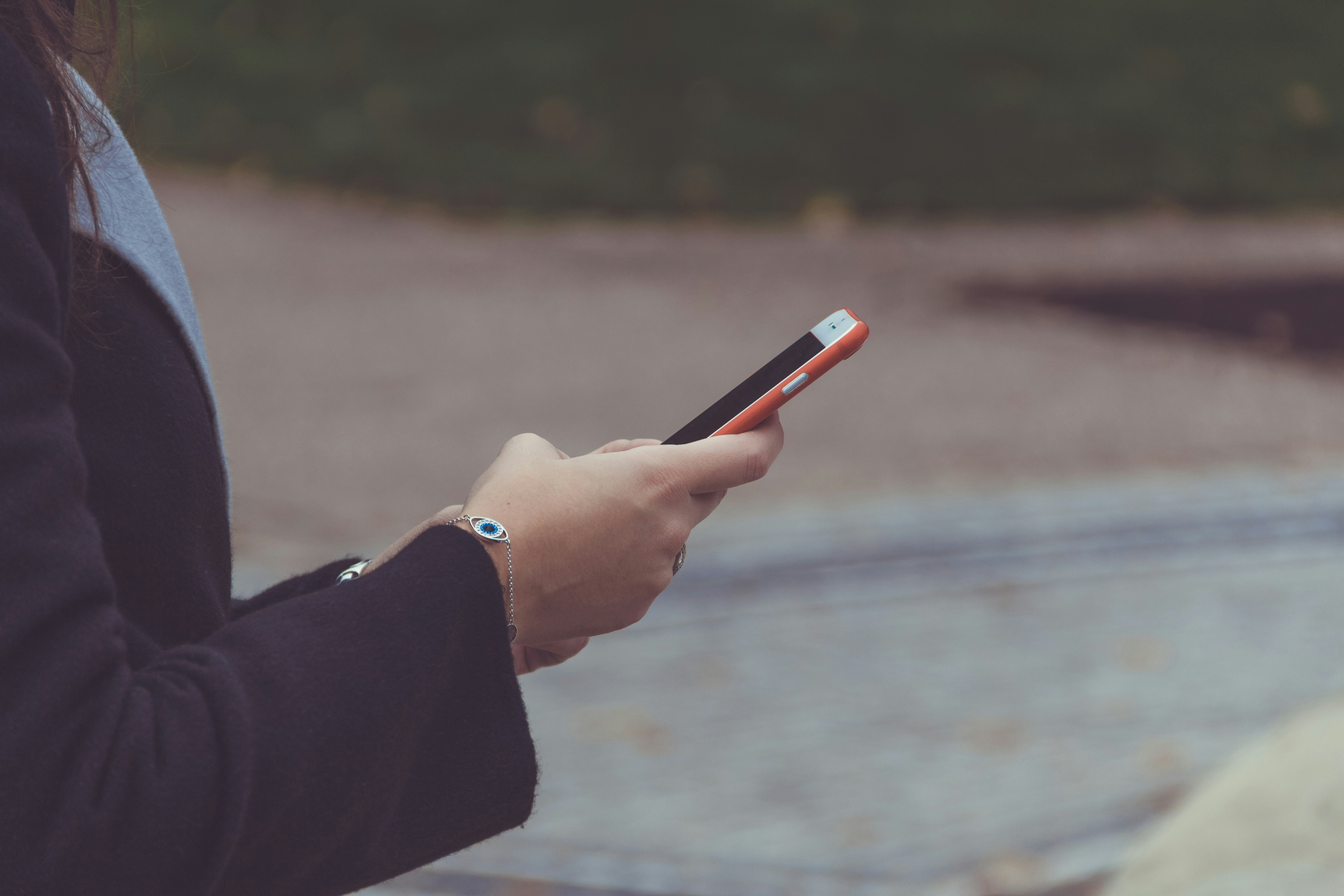 Person using iPhone photo – Free City Image on Unsplash