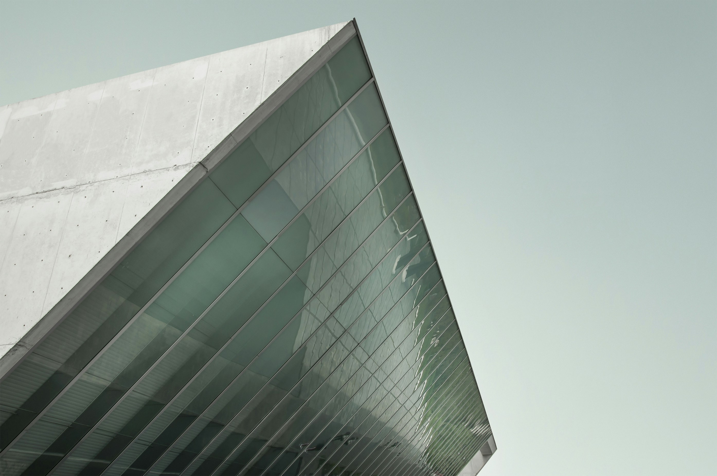 Edificio de muro cortina foto – Imagen de Gris gratuita en Unsplash