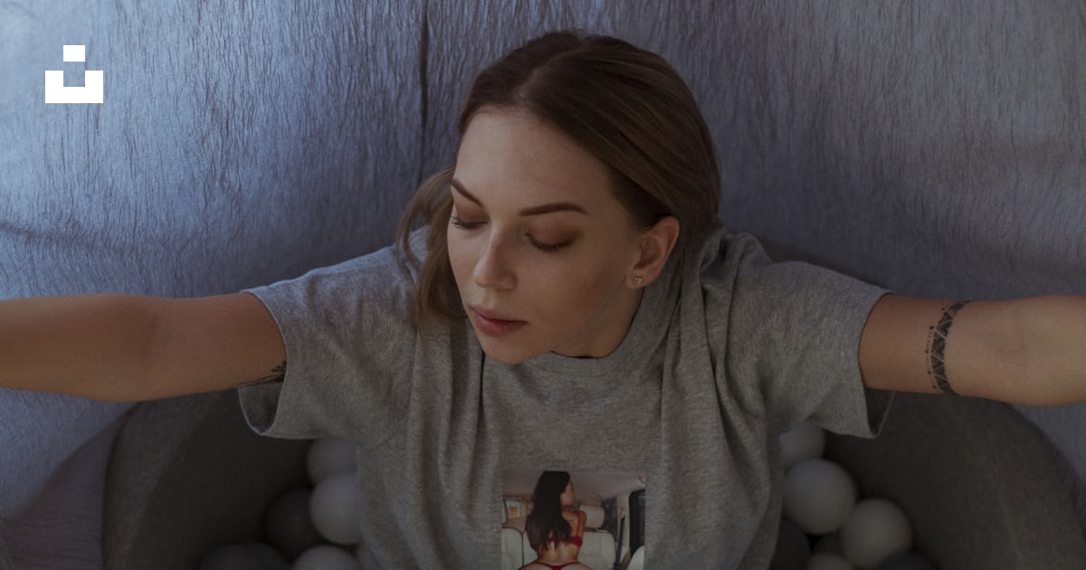ボールピットでグレーのクルーネックtシャツを着た女性の写真 Unsplashの灰色の無料画像