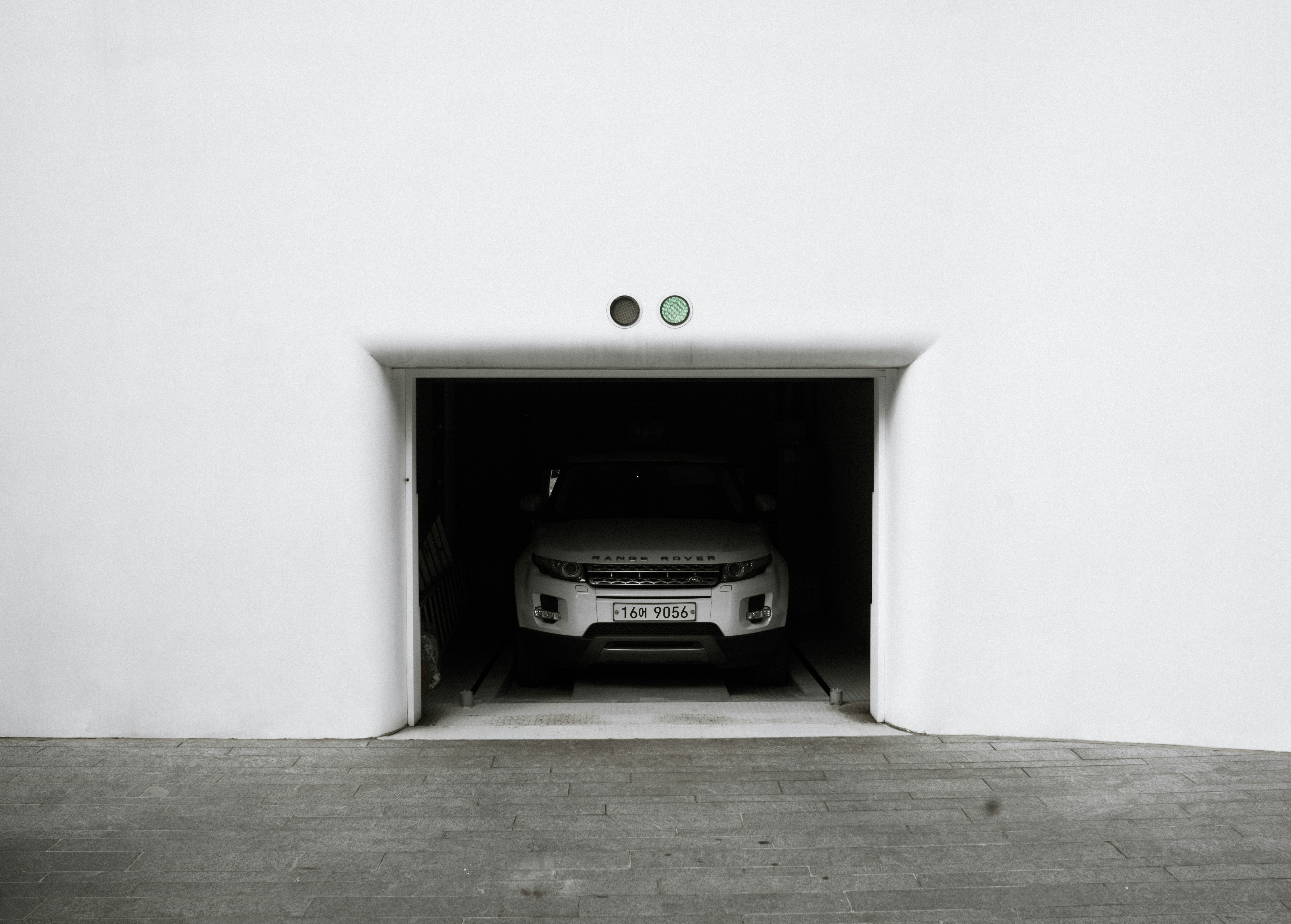 Silver Land Rover Range Rover SUV parked inside garage photo – Free Car ...