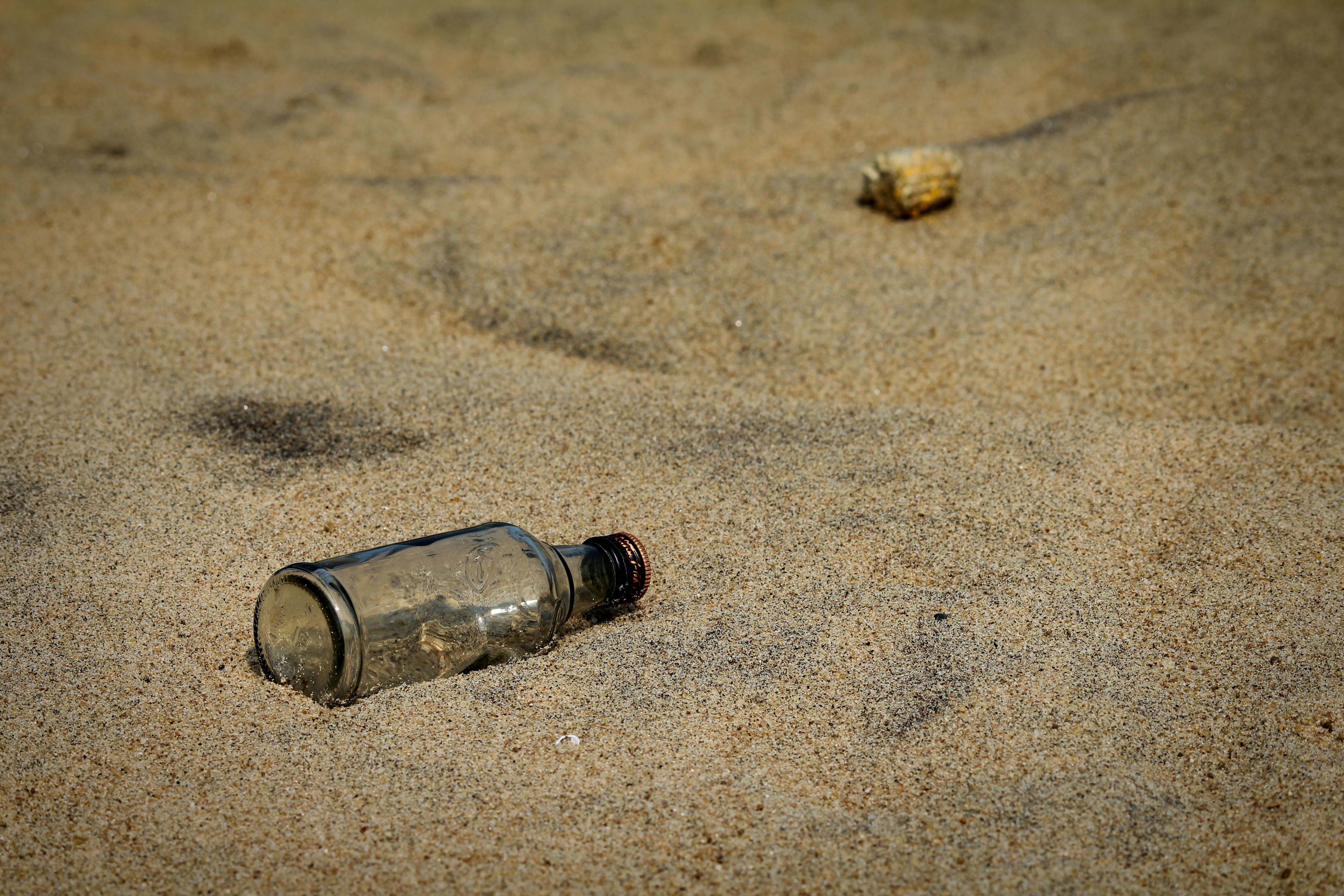 Bouteille en verre sur sable photo – Photo En plein air Gratuite sur ...