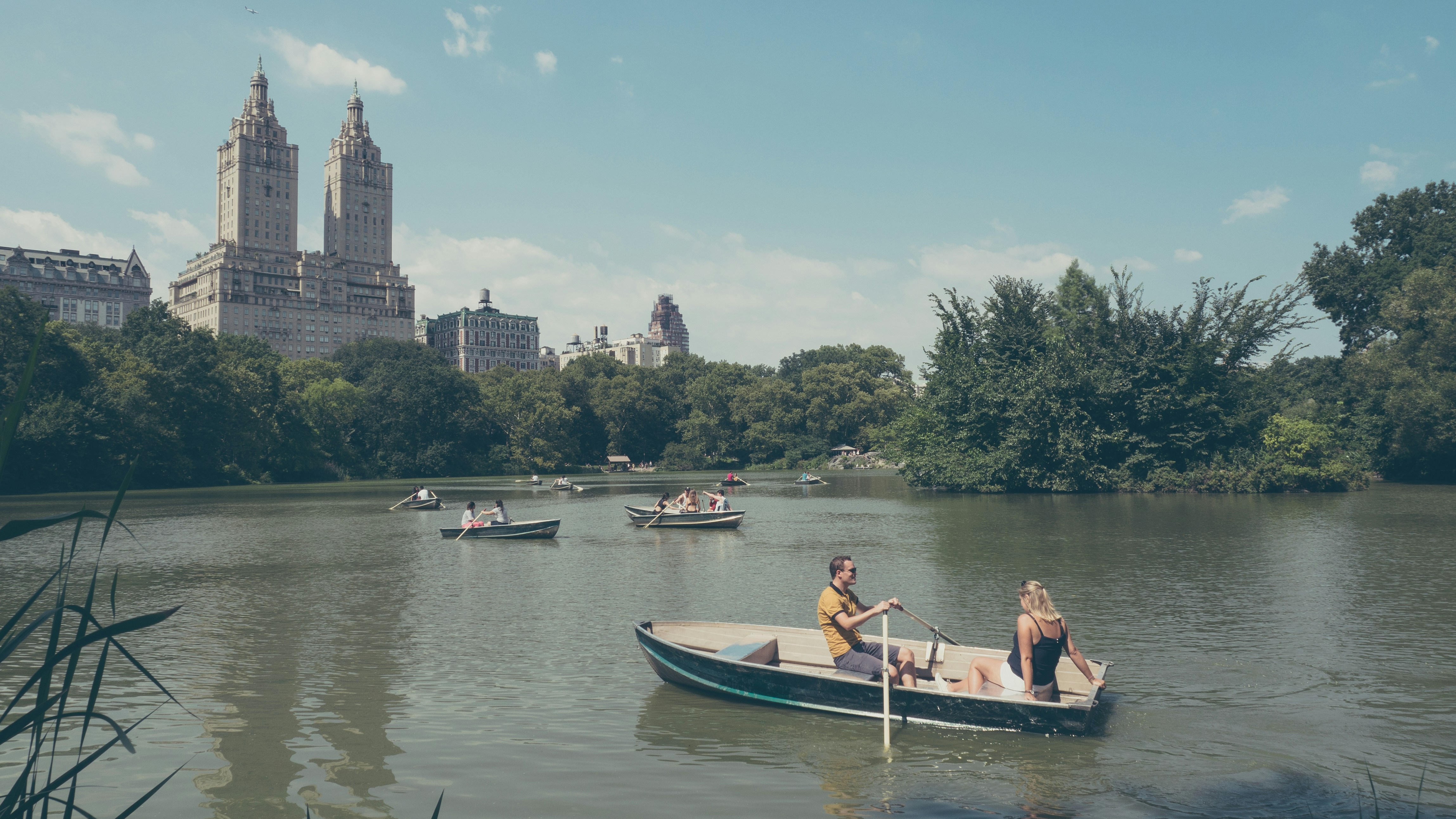 Homme et femme équivalant sur un bateau photo – Photo Gris Gratuite sur ...