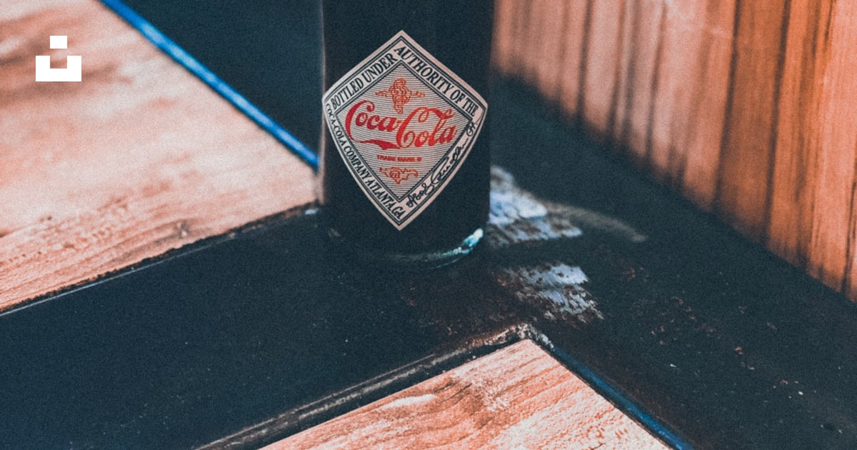 Bouteille De Coca Cola Sur Surface Brune Et Noire Photo Photo Gris Gratuite Sur Unsplash