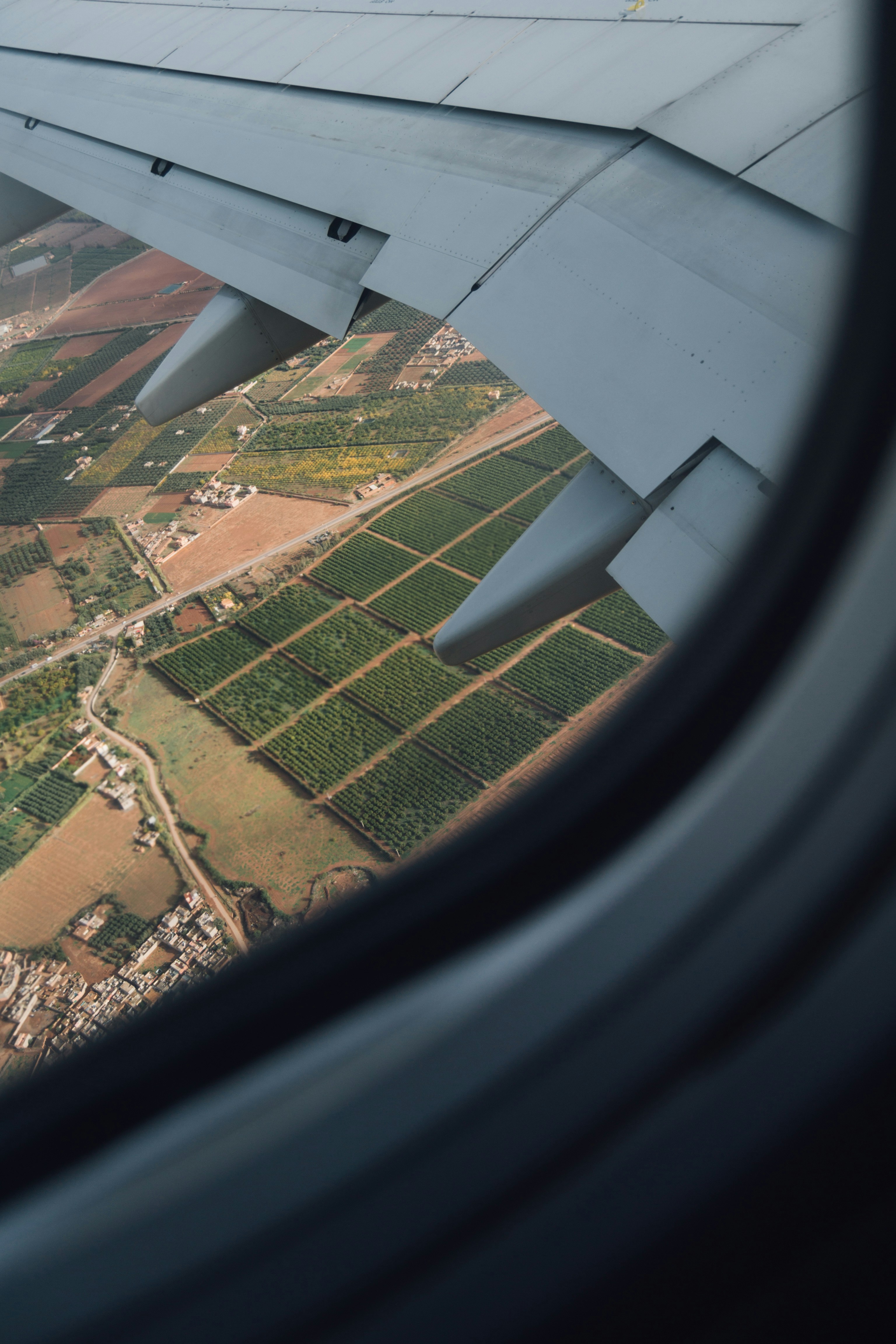 Wing Ridge Over Fields: Aerial Geometry from the Window