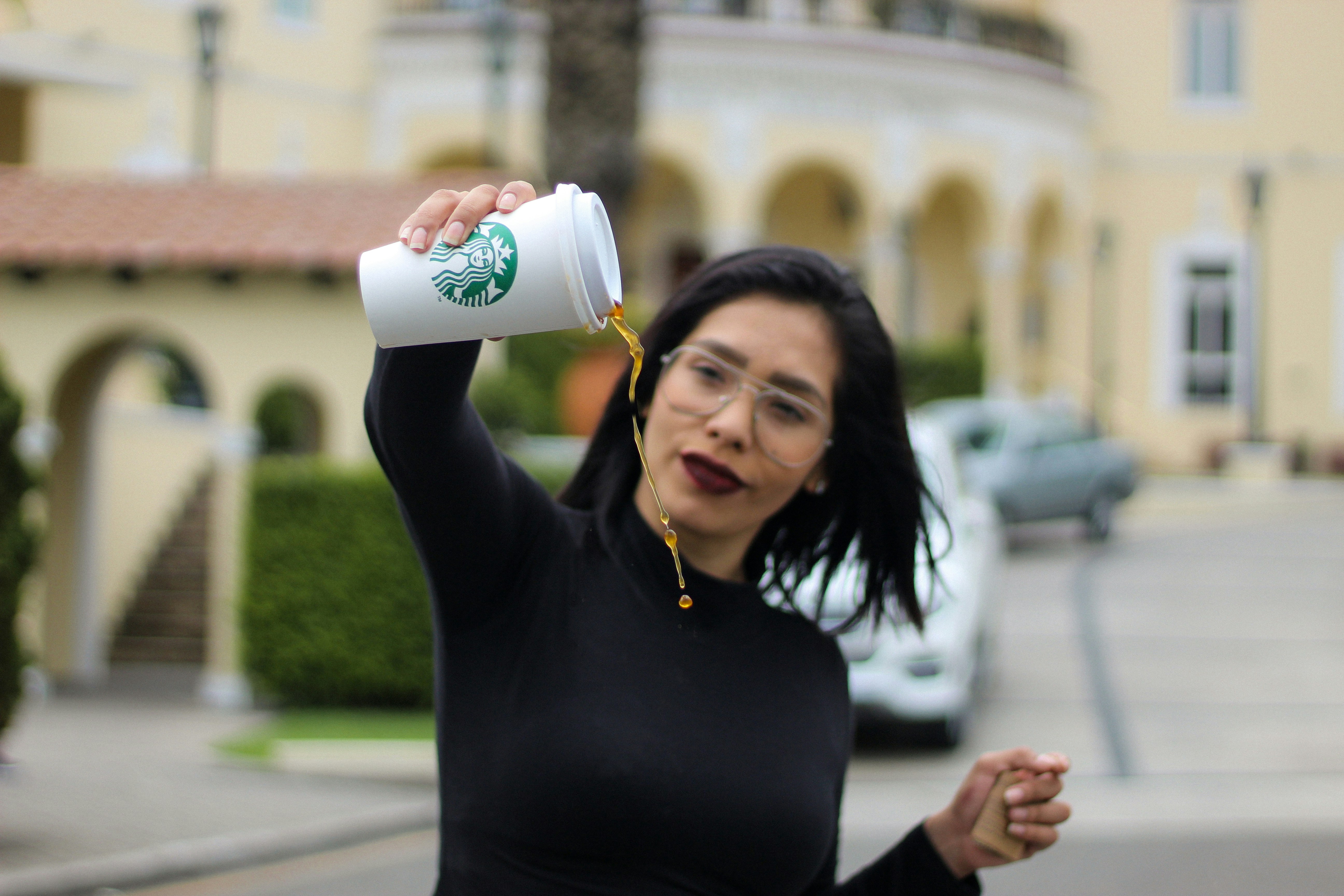 Femme tenant une tasse Starbucks photo – Photo Portrait Gratuite sur ...