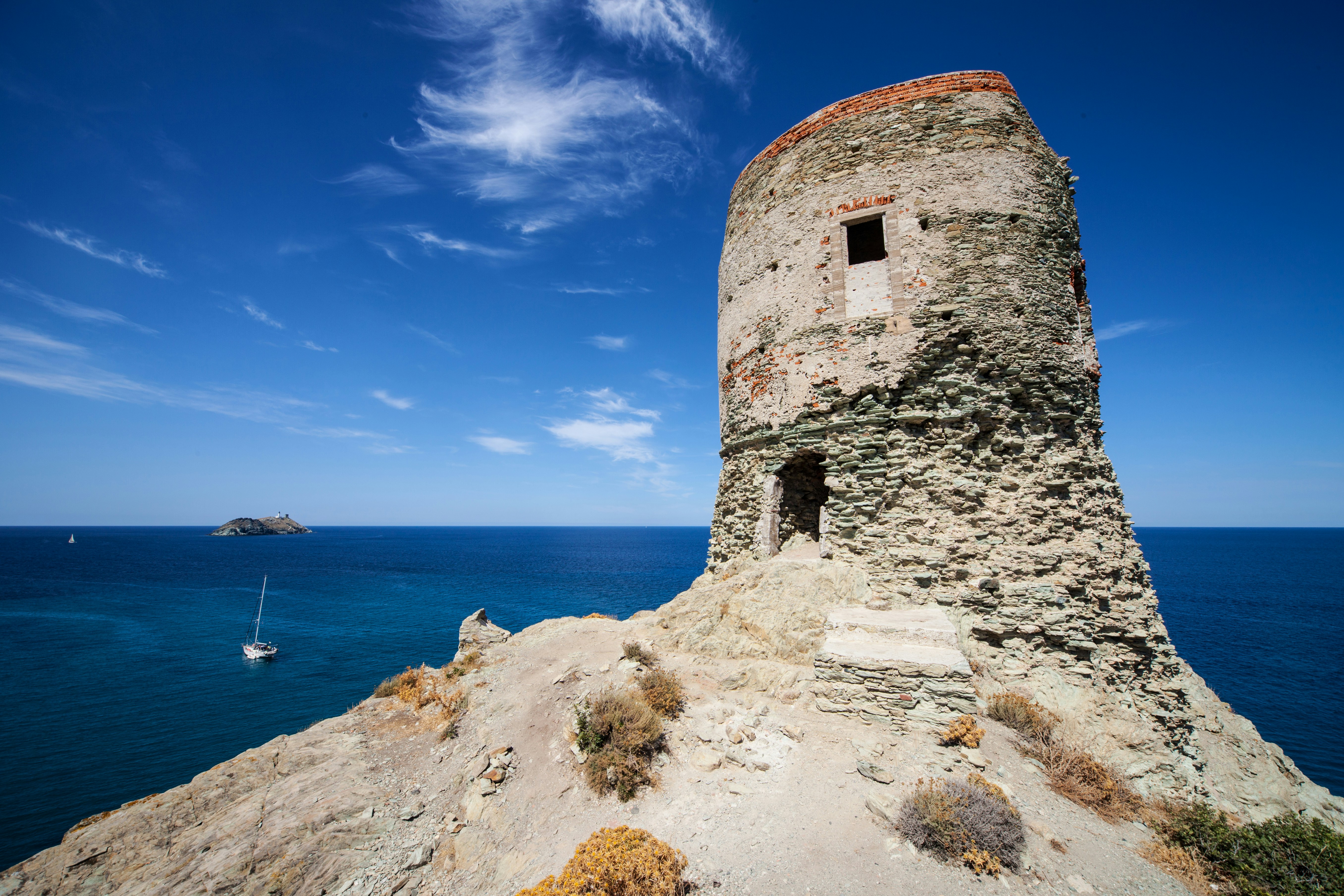 Foto Casa de roca gris al lado del cuerpo de agua – Imagen Azul gratis ...