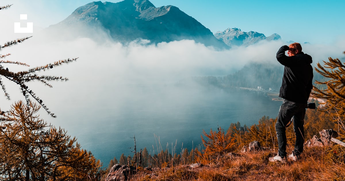 낮에 산을 마주보고 있는 산의 가장자리에 서 있는 남자 사진 Unsplash의 무료 Sils Im Engadin 이미지
