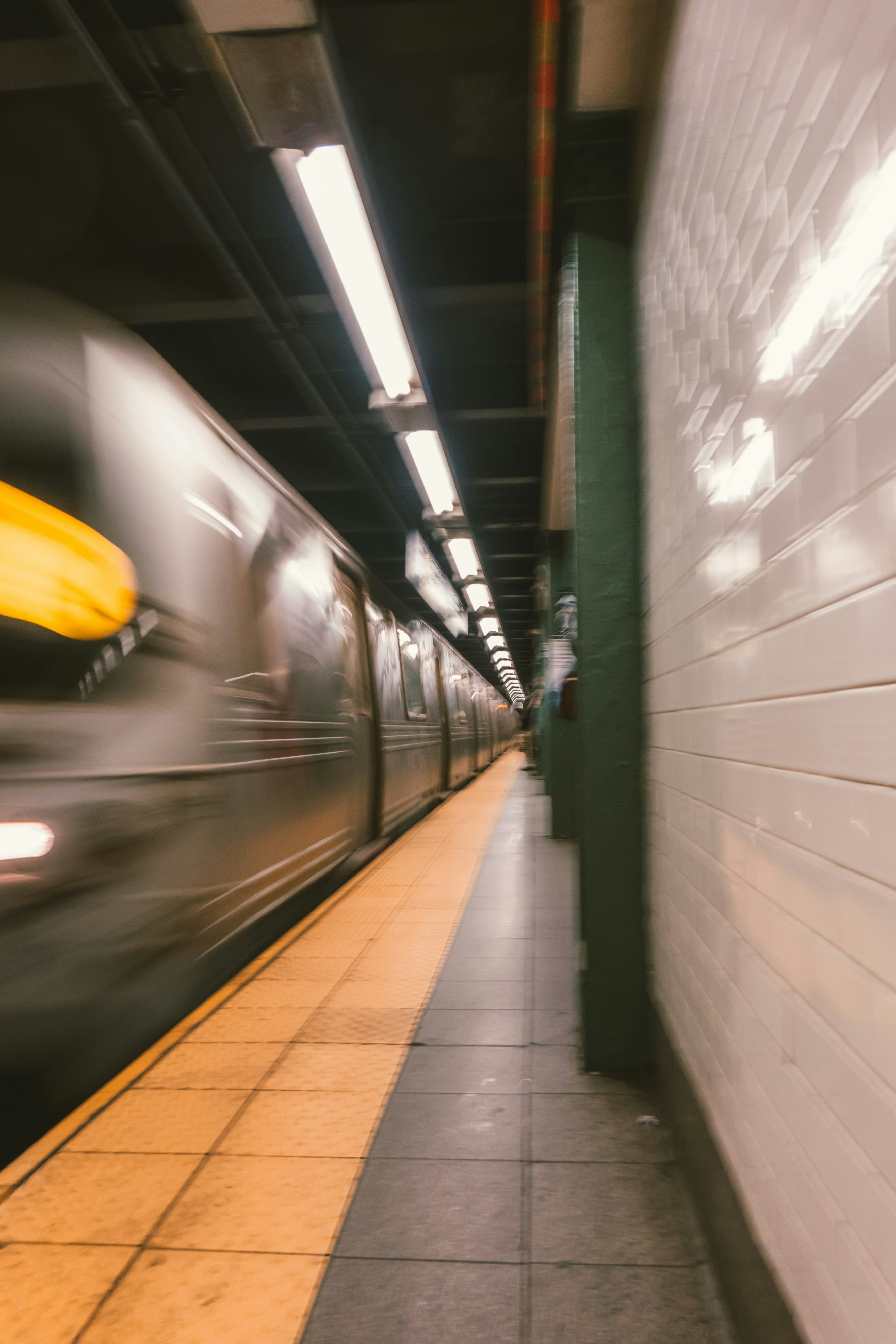 Gray train photo – Free New york Image on Unsplash