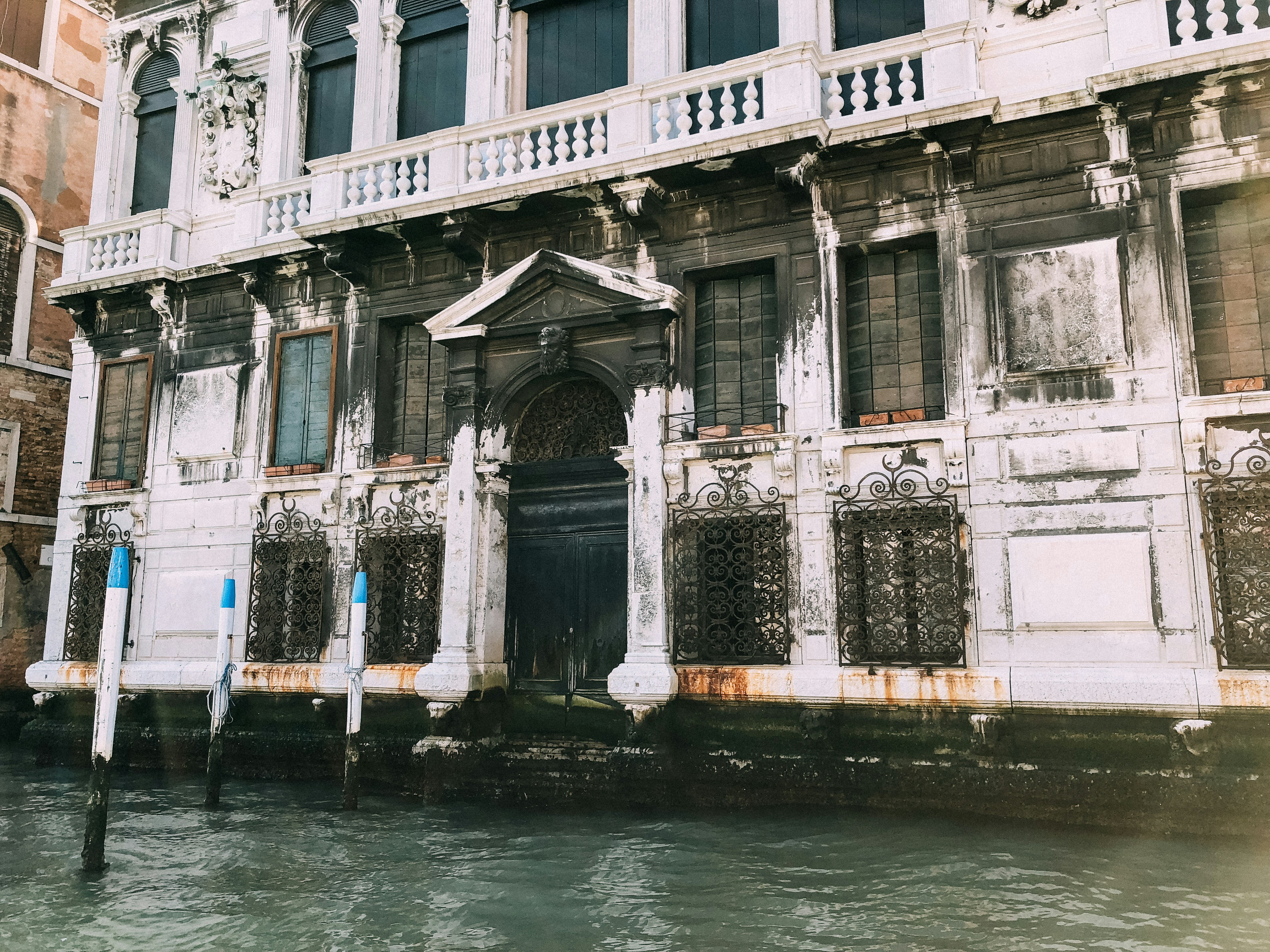 White painted building photo – Free Italy Image on Unsplash