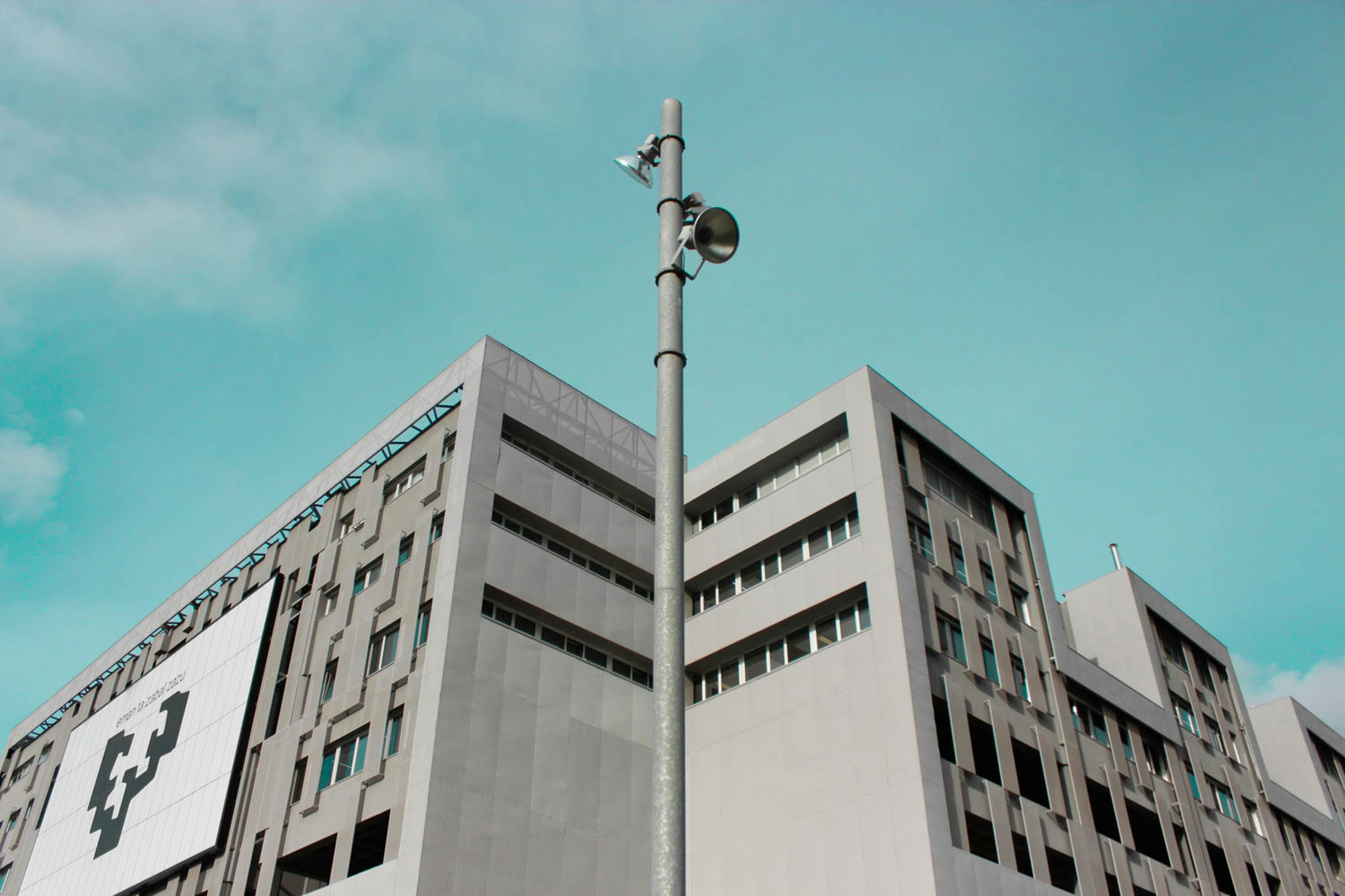 gray concrete pole beside building