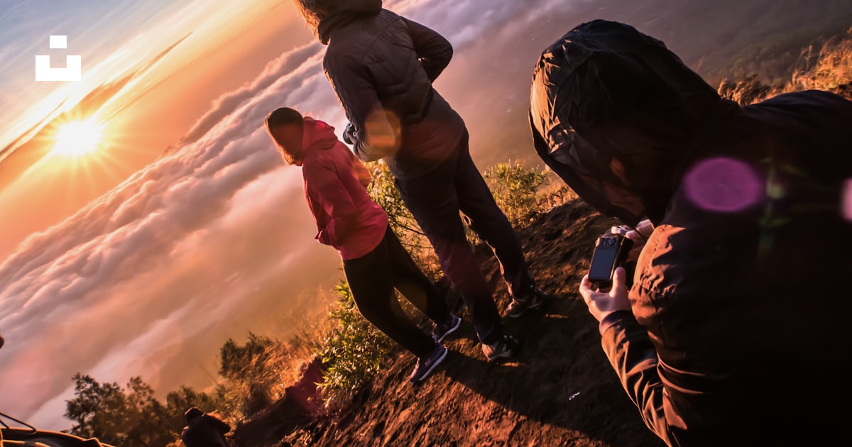 Foto Hombre De Pie En El Acantilado Imagen Indonesia Gratis En Unsplash