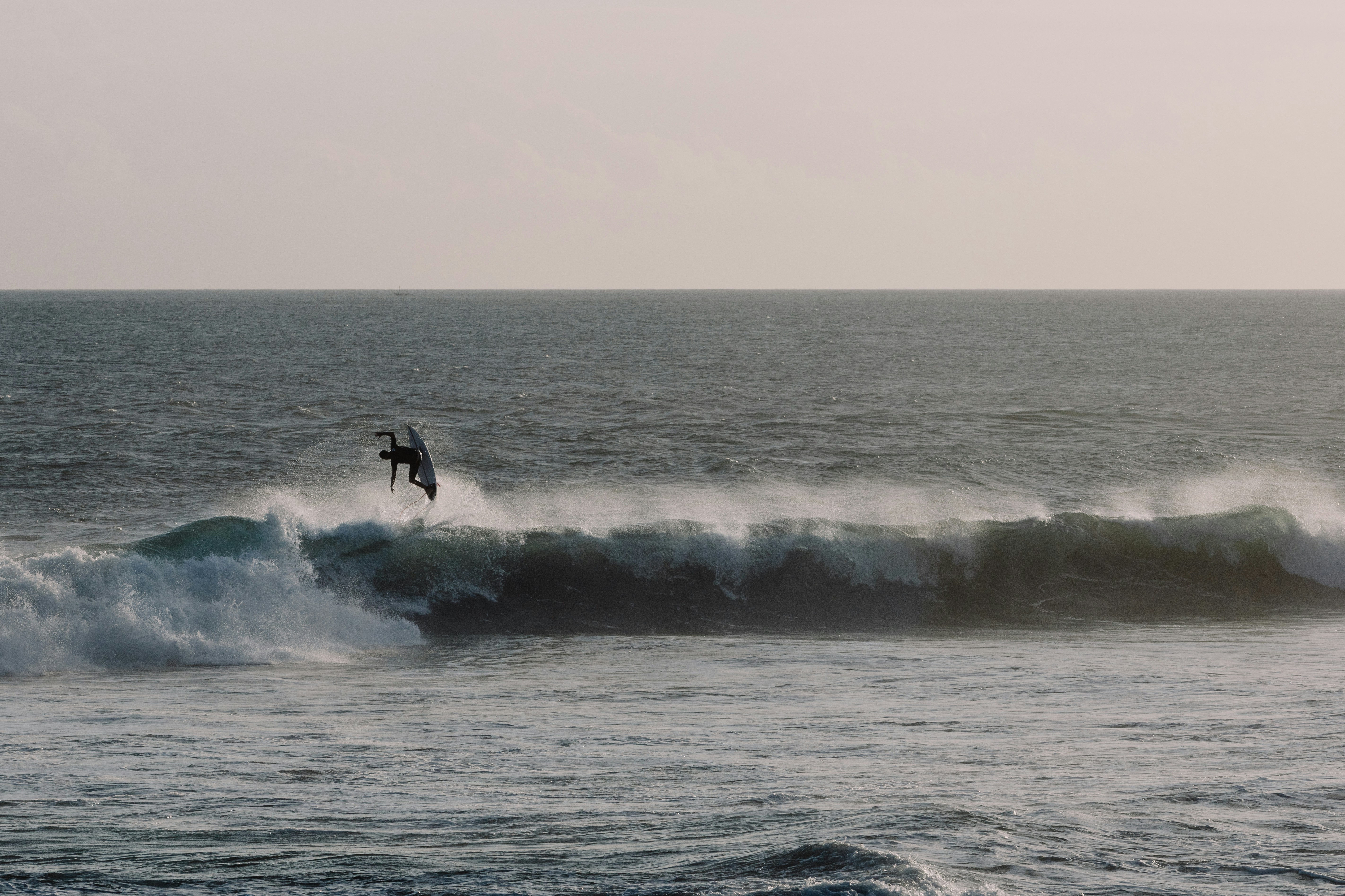 Persona surfeando en la ola del mar foto – Imagen de Indonesia gratuita ...