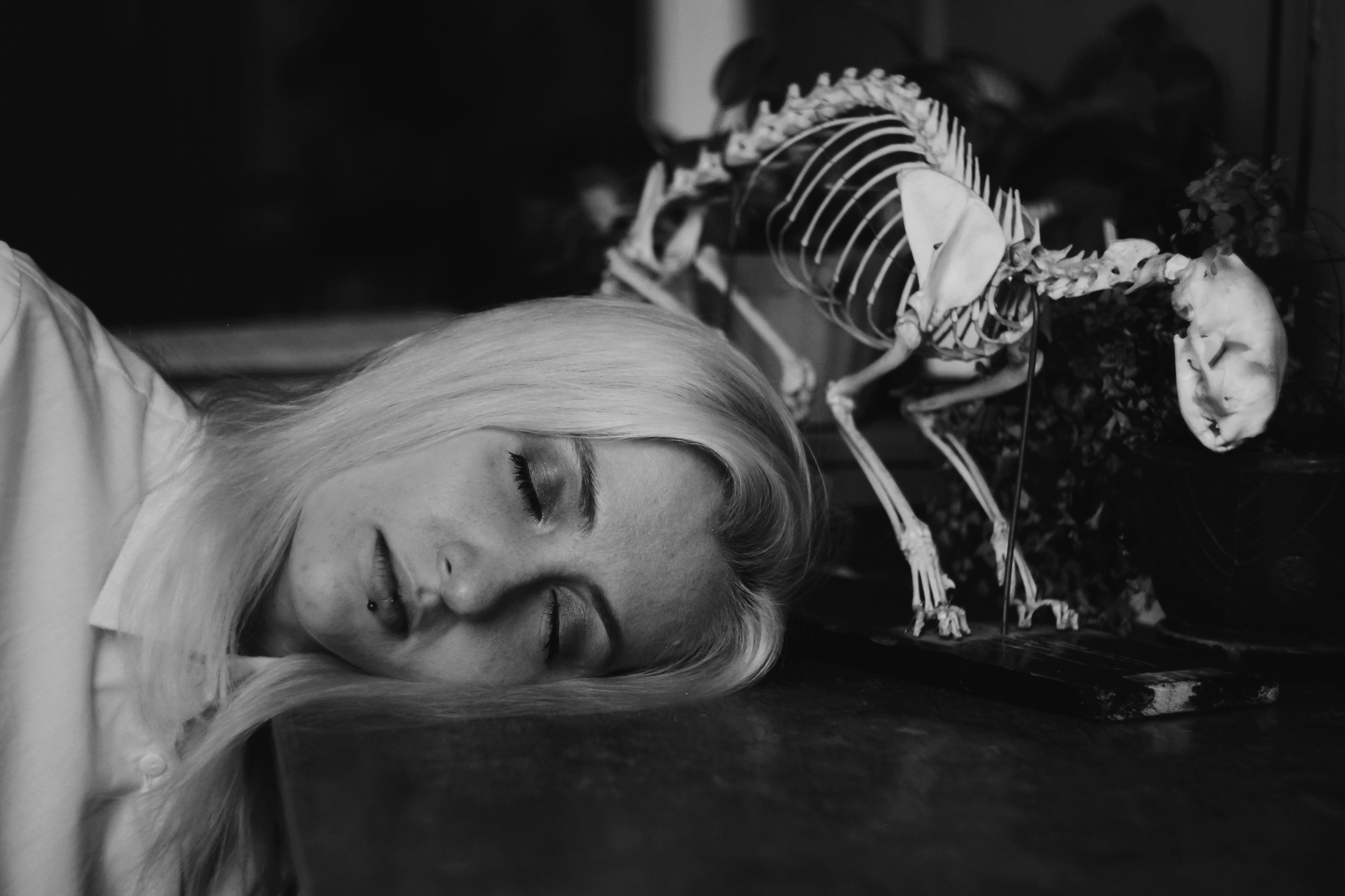 Grayscale photography of woman photo – Free Grey Image on Unsplash