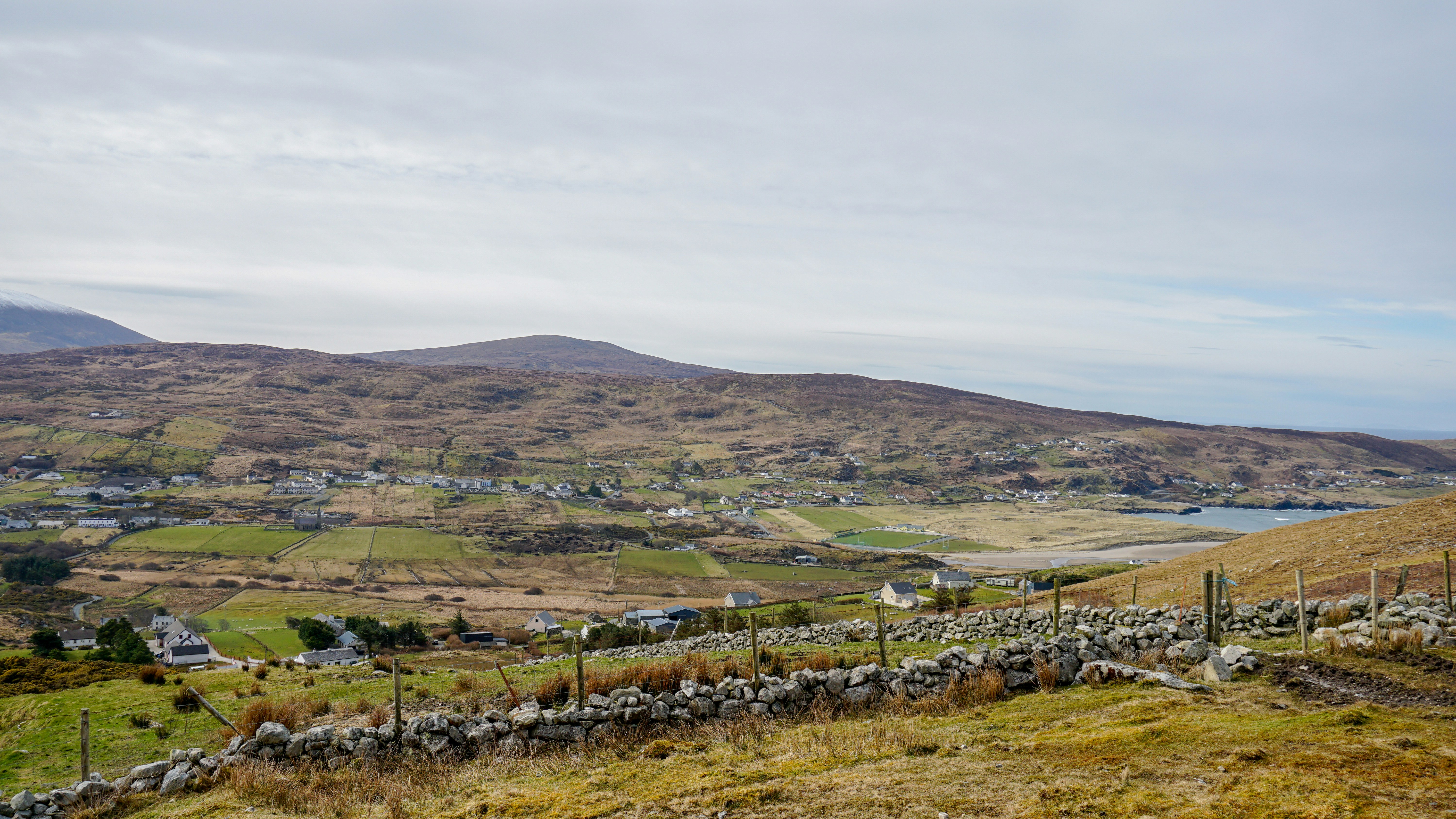 Gray cyclone fence on green grass field photo – Free Land Image on Unsplash