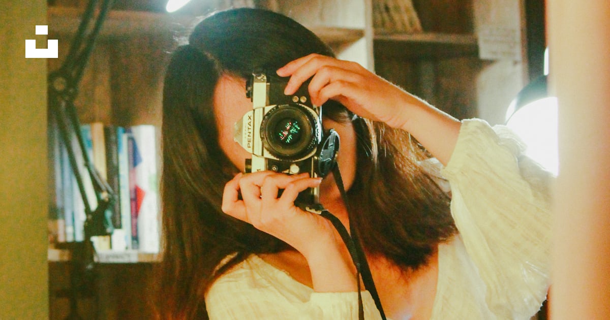 검은 색과 회색 Dslr 카메라를 들고 거울 앞에서 사진을 찍는 여자 사진 Unsplash의 무료 초상 이미지