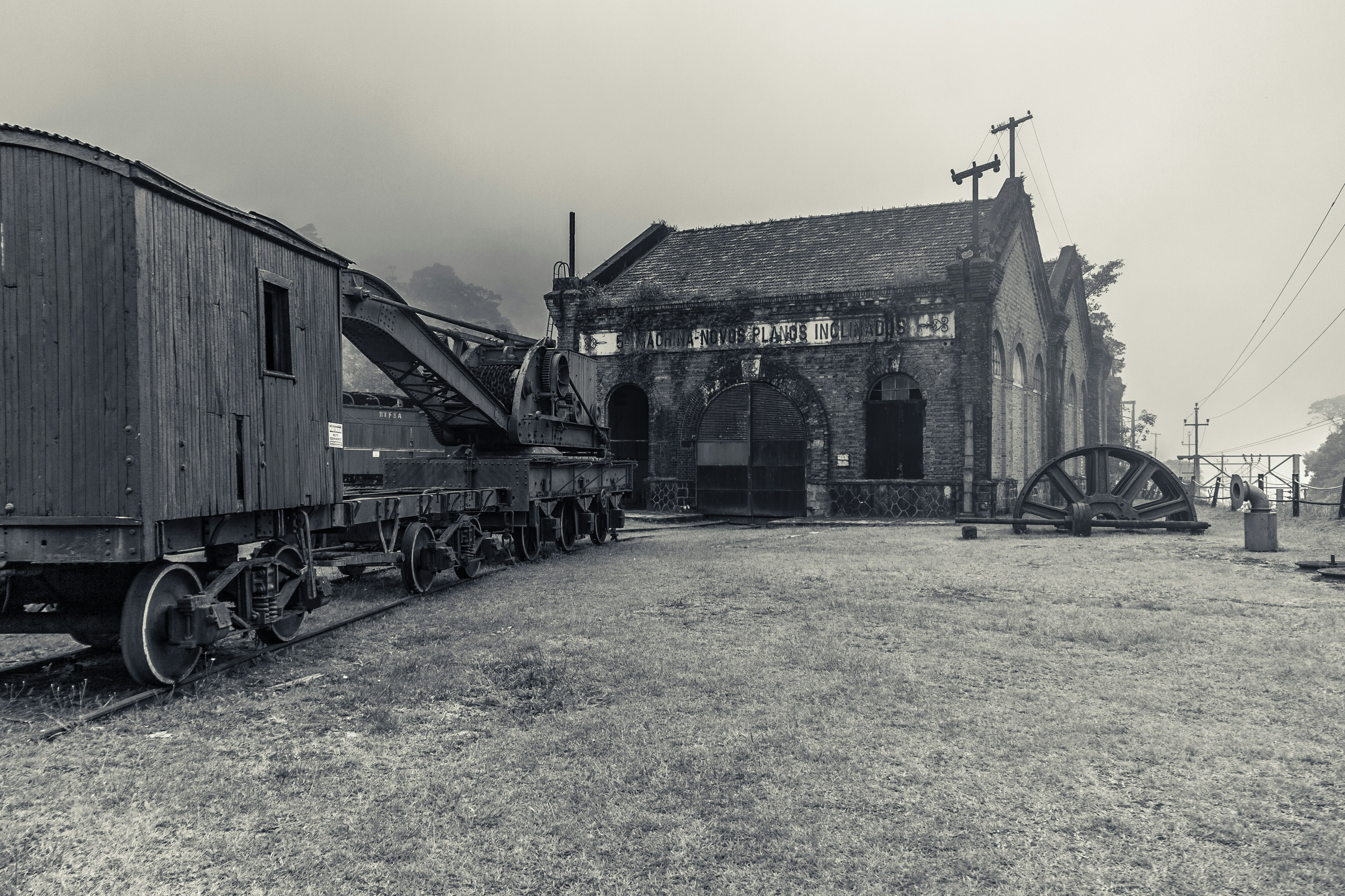 Train facing building during day photo – Free Grey Image on Unsplash